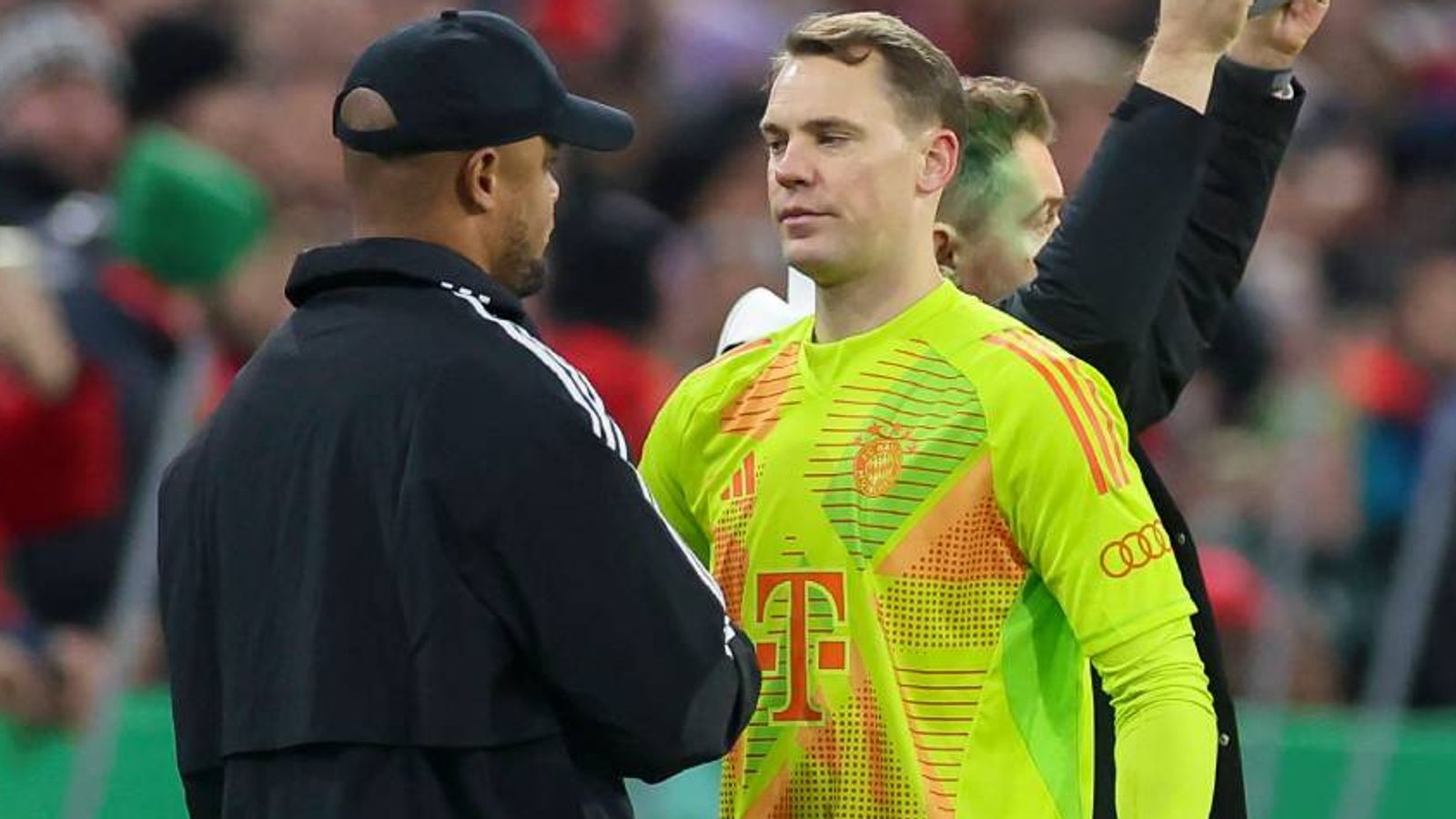 Manuel Neuer sieht erstmals in seiner Profi-Karriere die Rote Karte ...