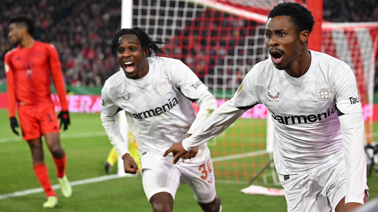 FC Bayern scheitert nach Rot für Neuer im DFB-Pokal gegen Bayer Leverkusen | Fußball News | Sky ...