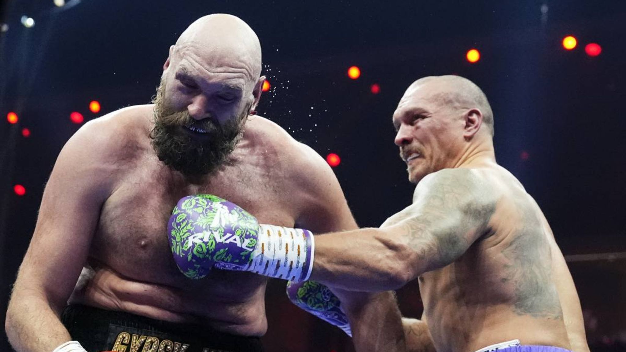 Schwergewichtsboxer Alexander Usyk siegt gegen Tyson Fury nach Punkten ...