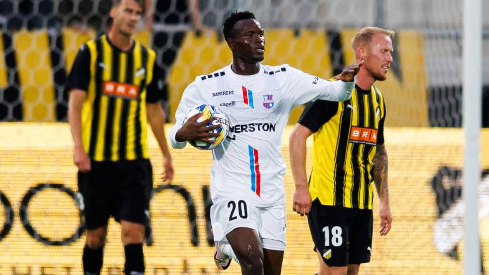 St. Pauli hat sich im Abstiegskampf der Bundesliga mit Stürmer Ceesay ...