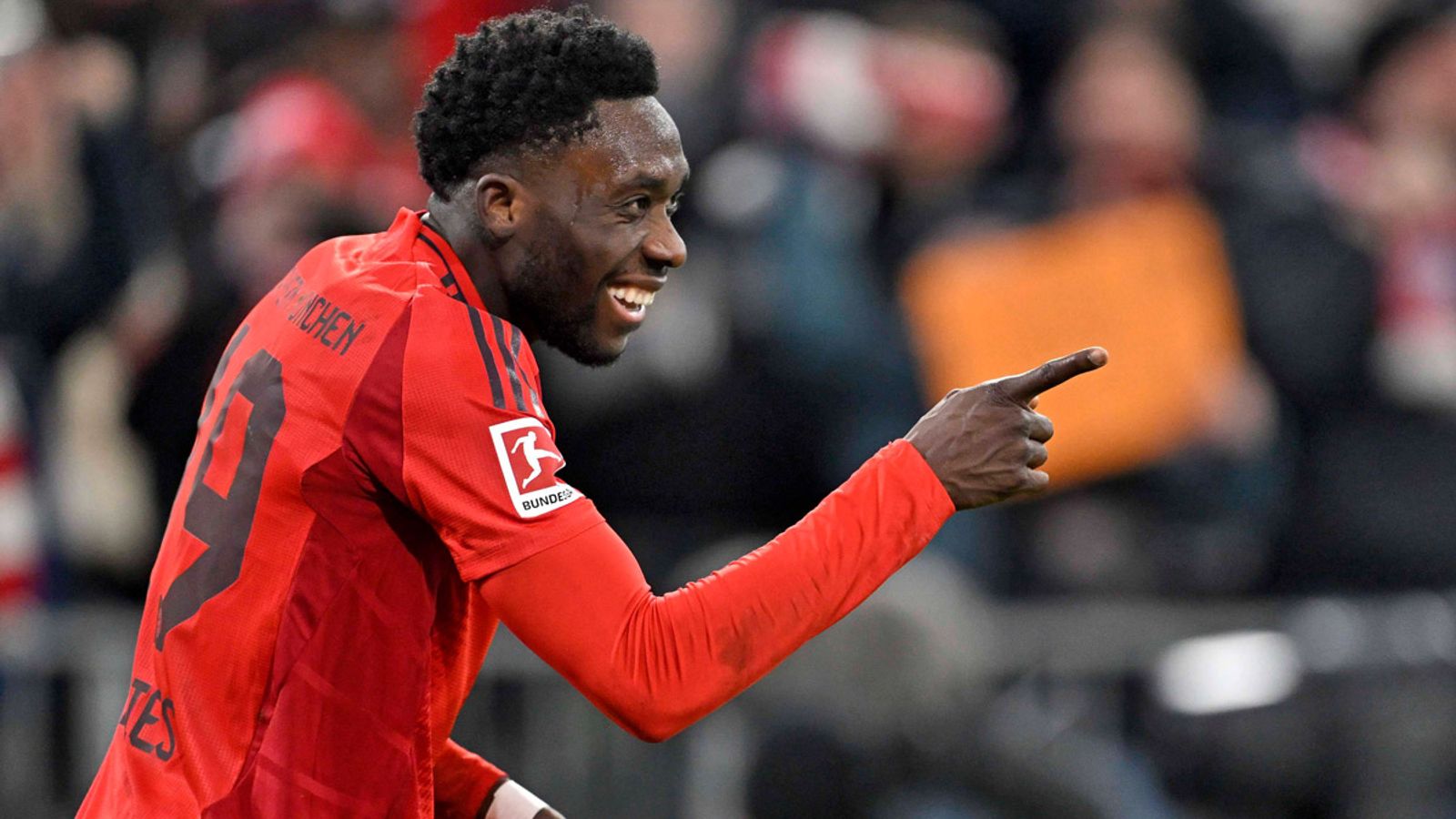 Alphonso Davies verlängert beim FC Bayern bis 2030 | Fußball News | Sky ...