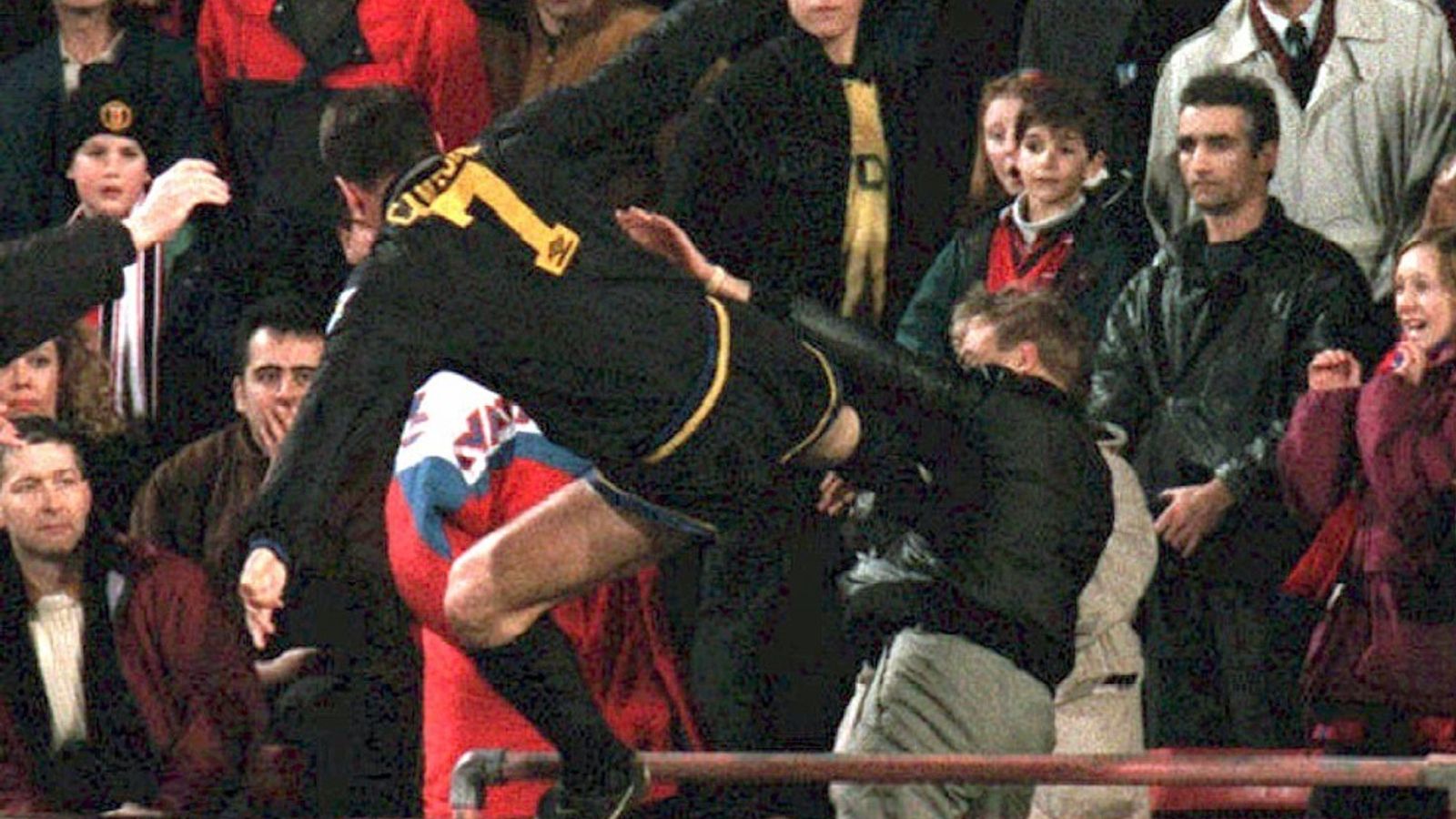 Erik Cantona von Manchester United und sein Kung-Fu-Tritt | Fußball ...