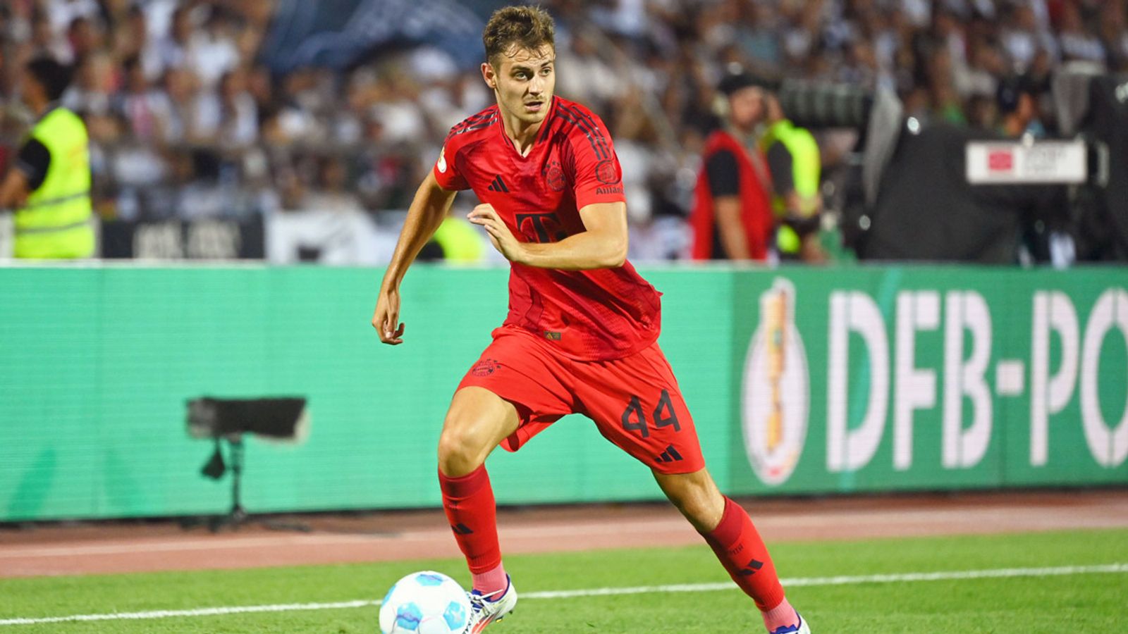 Josip Stanisic vom FC Bayern vor Comeback gegen den VfL Wolfsburg ...