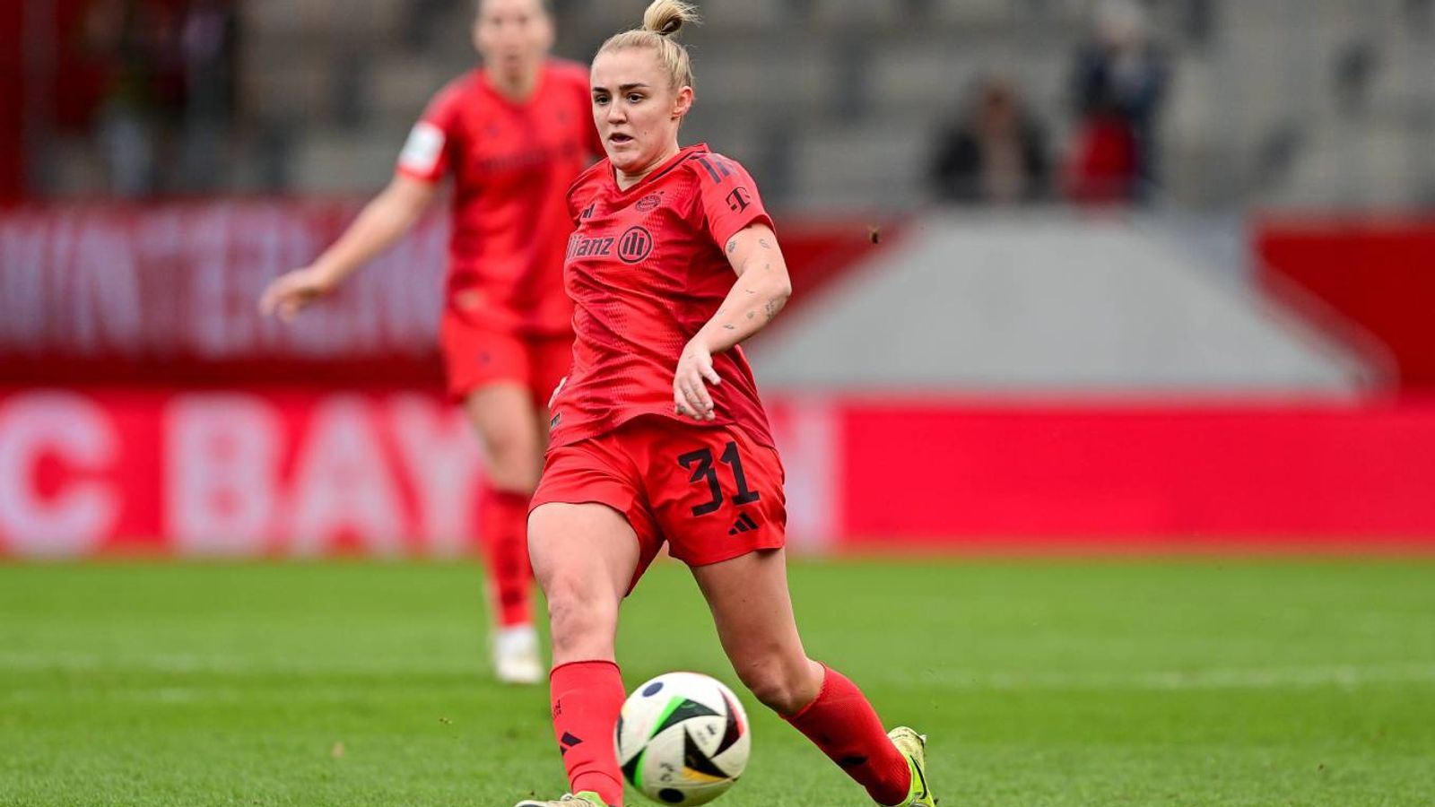 FC Bayern-Spielerin Georgia Stanway wurde nach einem Außenbandriss am ...