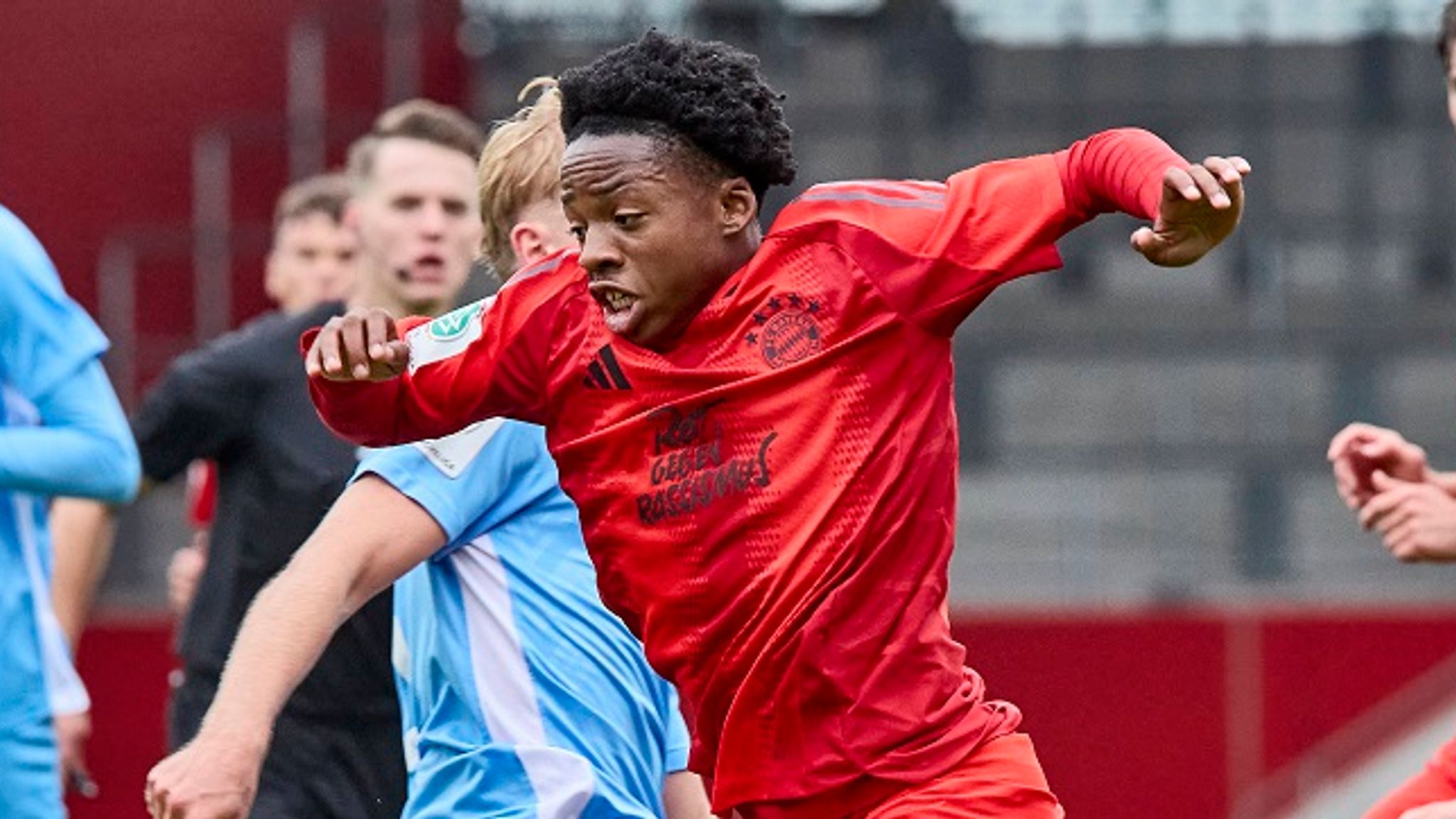 Wisdom Mike trainiert erstmals bei den Profis des FC Bayern mit ...