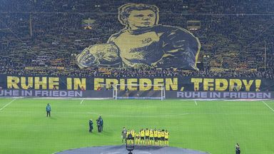 BVB verabschiedet mit Choreo"Teddy" de Beer - Stadionsprecher Norbert ...