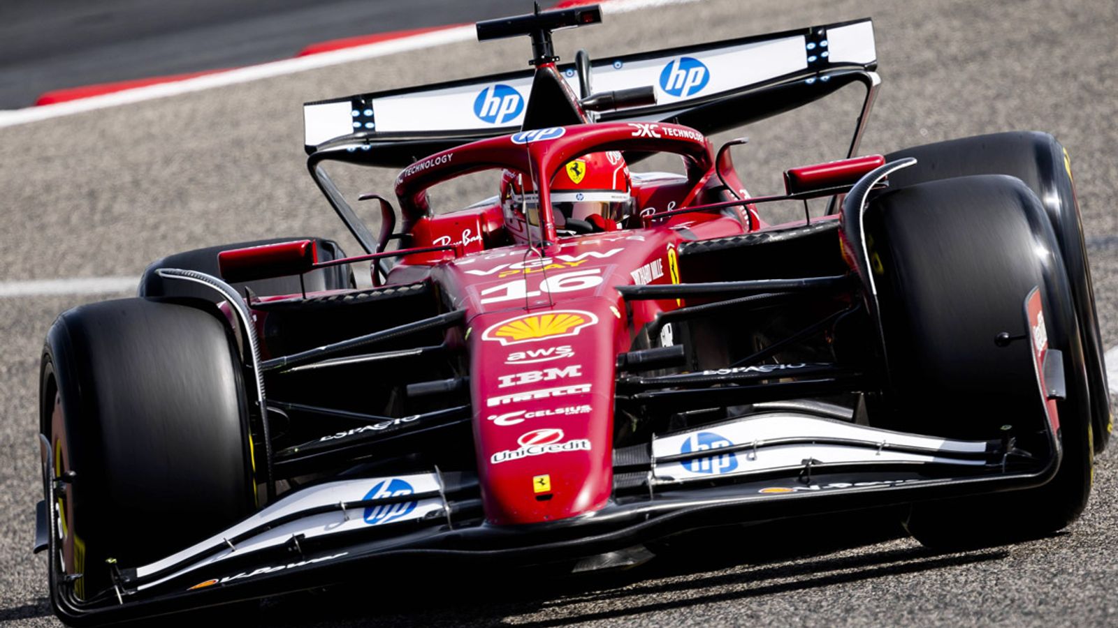 Charles Leclerc im Ferrari in erster Session am dritten Bahrain-Testtag ...