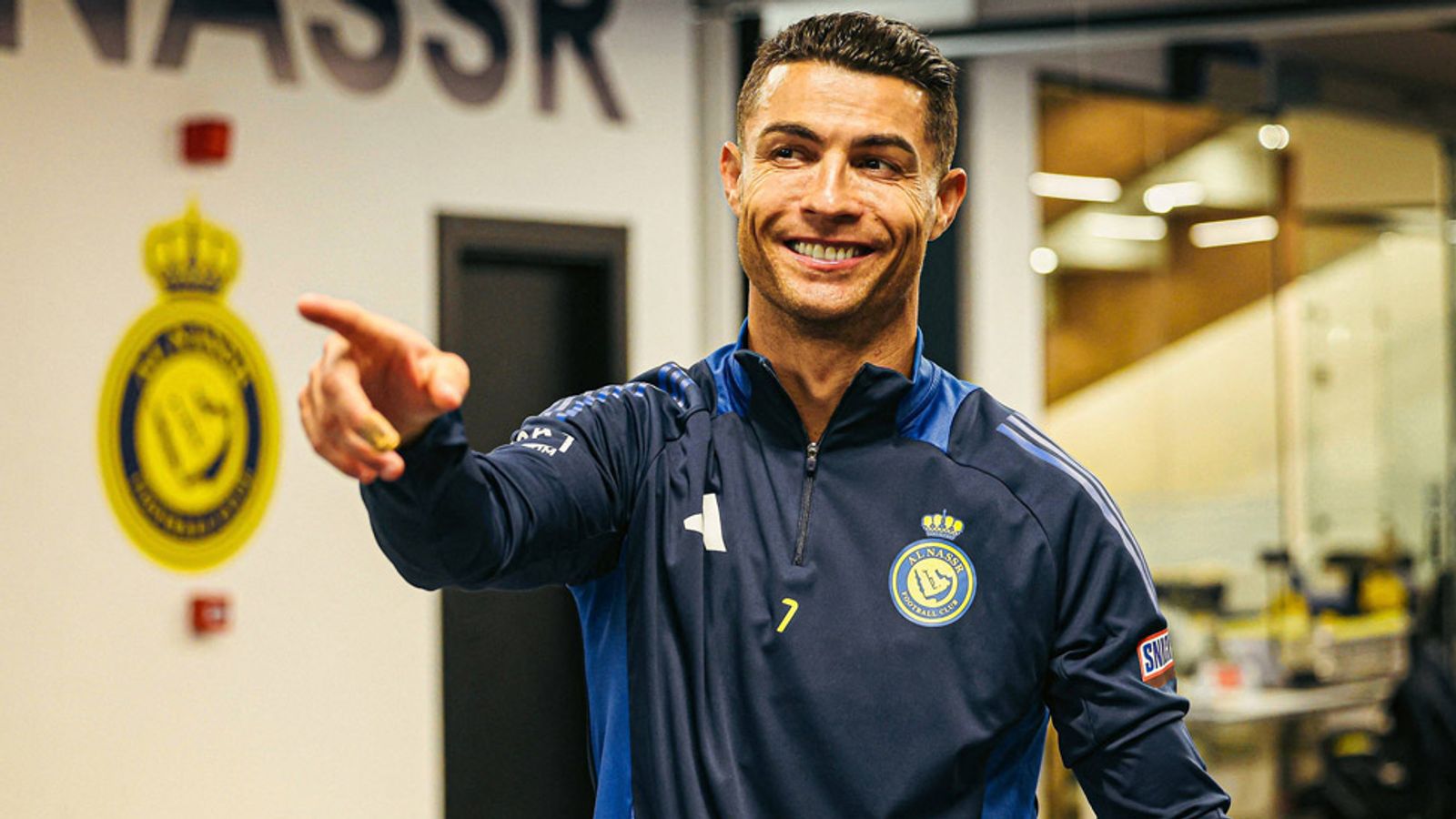 Hannover muss Ronaldo weichen – CR7 kommt mit 16 Bodyguards | Fußball ...