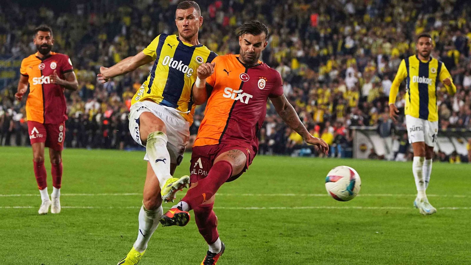Istanbul-Derby zwischen Galatasaray und Fenerbahce pfeift ein ...