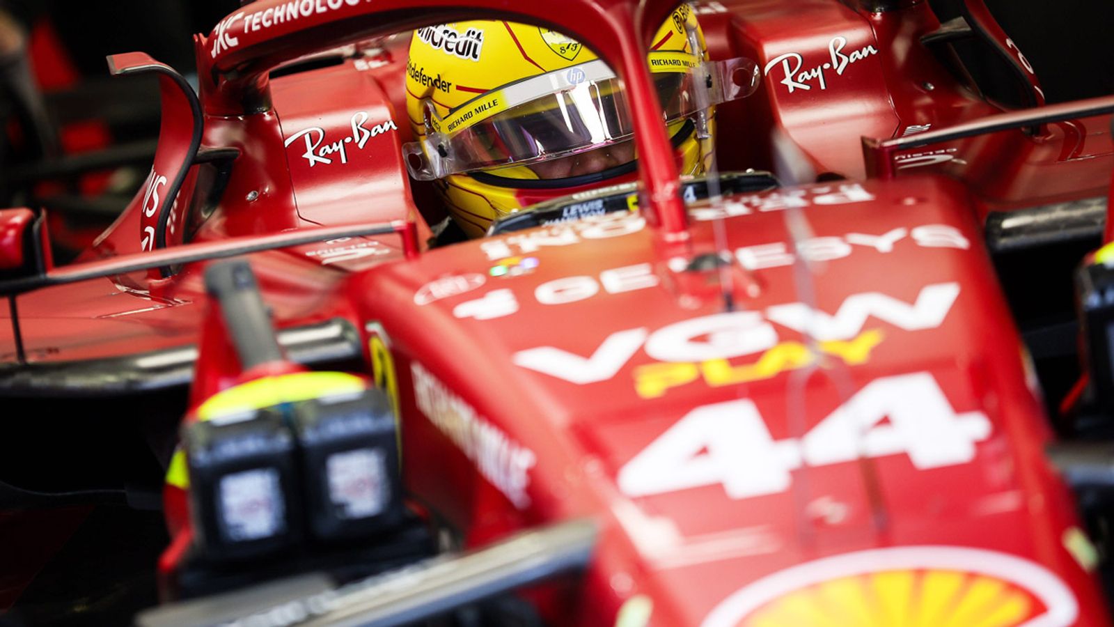 Lewis Hamilton im Ferrari in der ersten Session am zweiten Testtag in ...