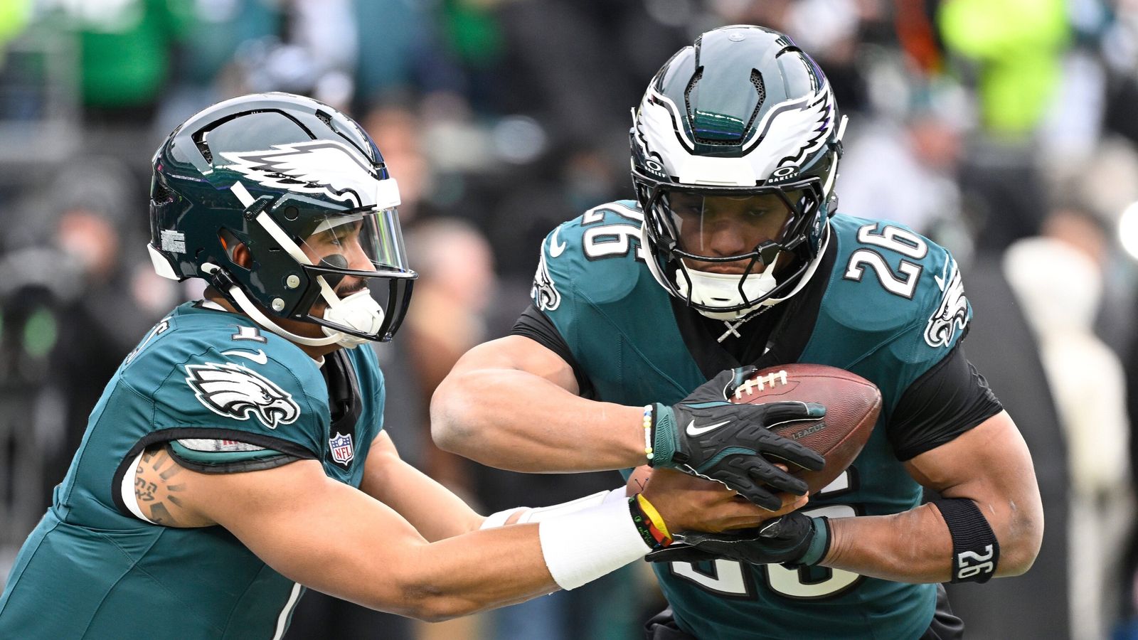 Philadelphia-Eagles-Stars Saquon Barkley und Jalen Hurts im Rushing ...