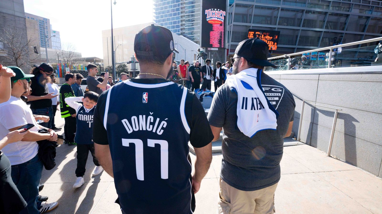 Fans der Dallas Mavericks protestieren vor dem Spiel gegen Sacramento ...