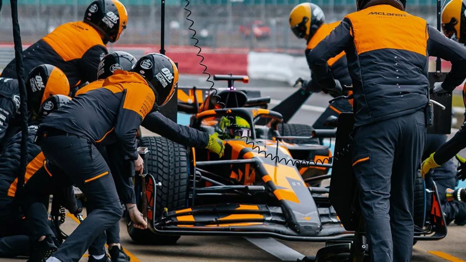 McLaren-Fahrer Lando Norris dreht erste Runden im MCL39 in Silverstone ...