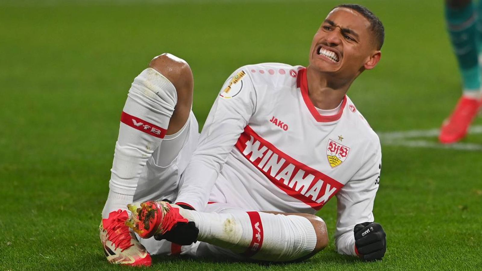 Enzo Millot hat sich im DFB-Pokalspiel des VfB gegen Augsburg eine ...