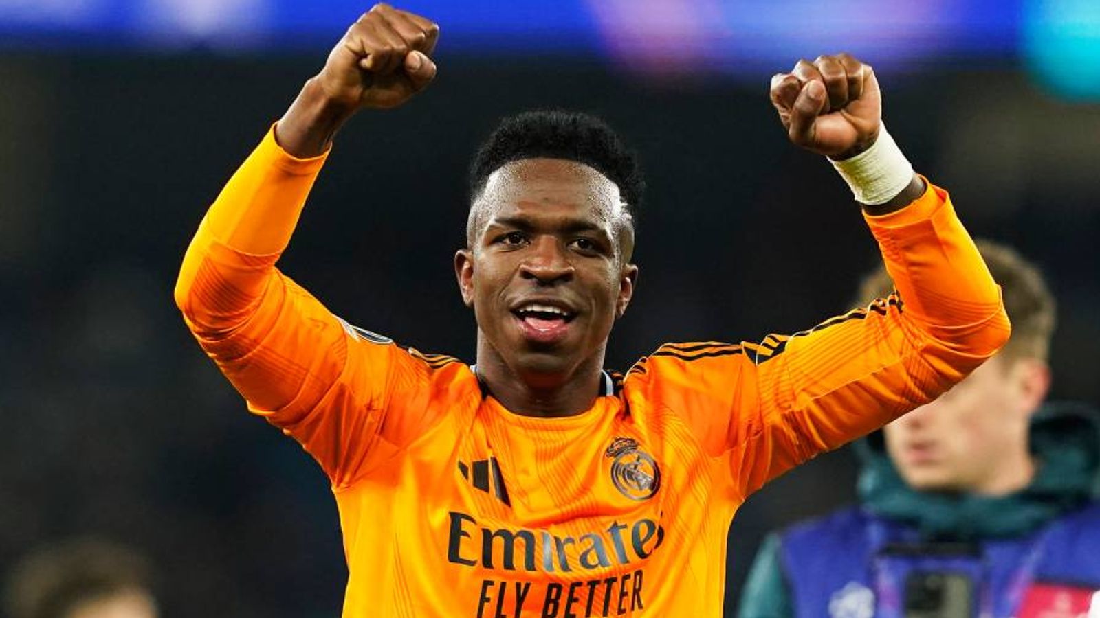 Fans von Manchester City provozieren Vinicius mit Banner zu Ballon d'Or ...