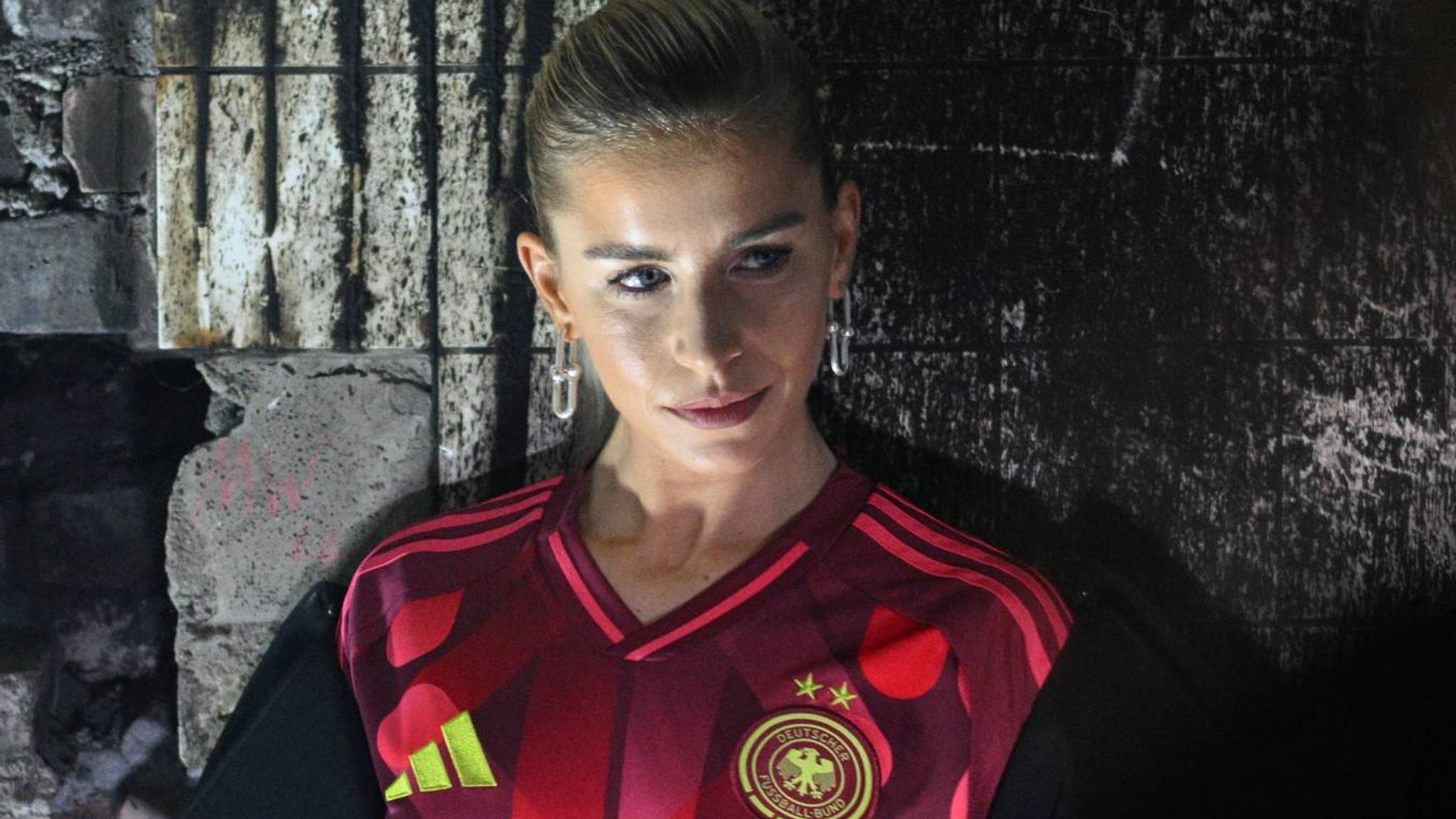 Caro Daur präsentiert auf Berliner Fashion Week wohl das neue EM-Trikot ...