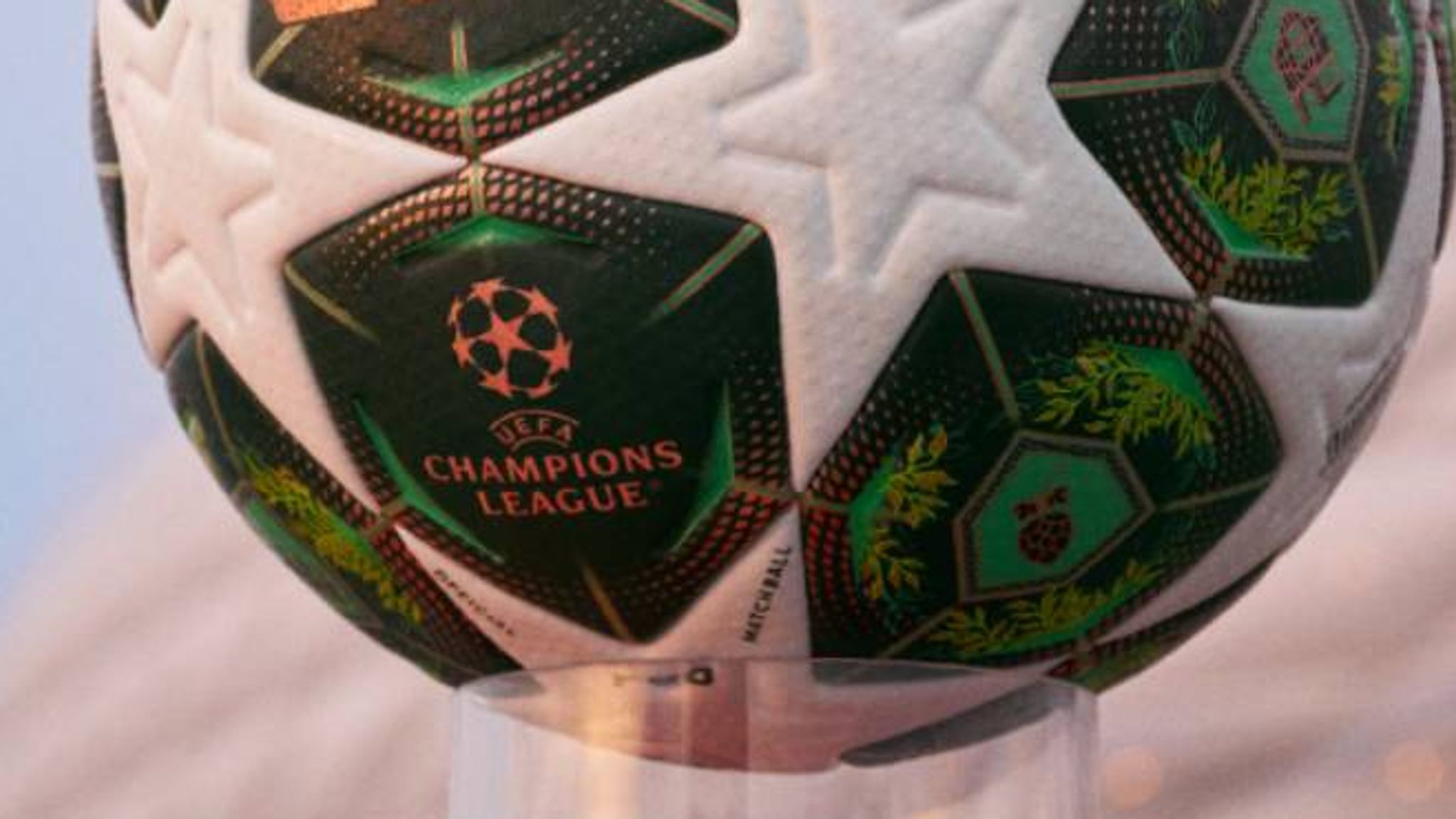 In der Champions League gibt es offiziell einen neuen Ball im München ...