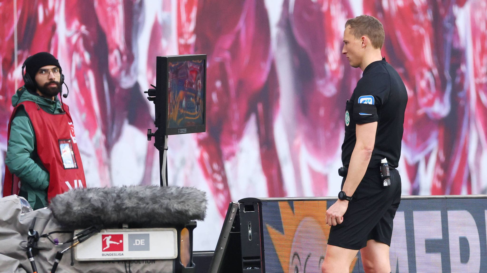 DFB denkt über VAR-Bilder auf Stadionleinwänden nach | Fußball News ...