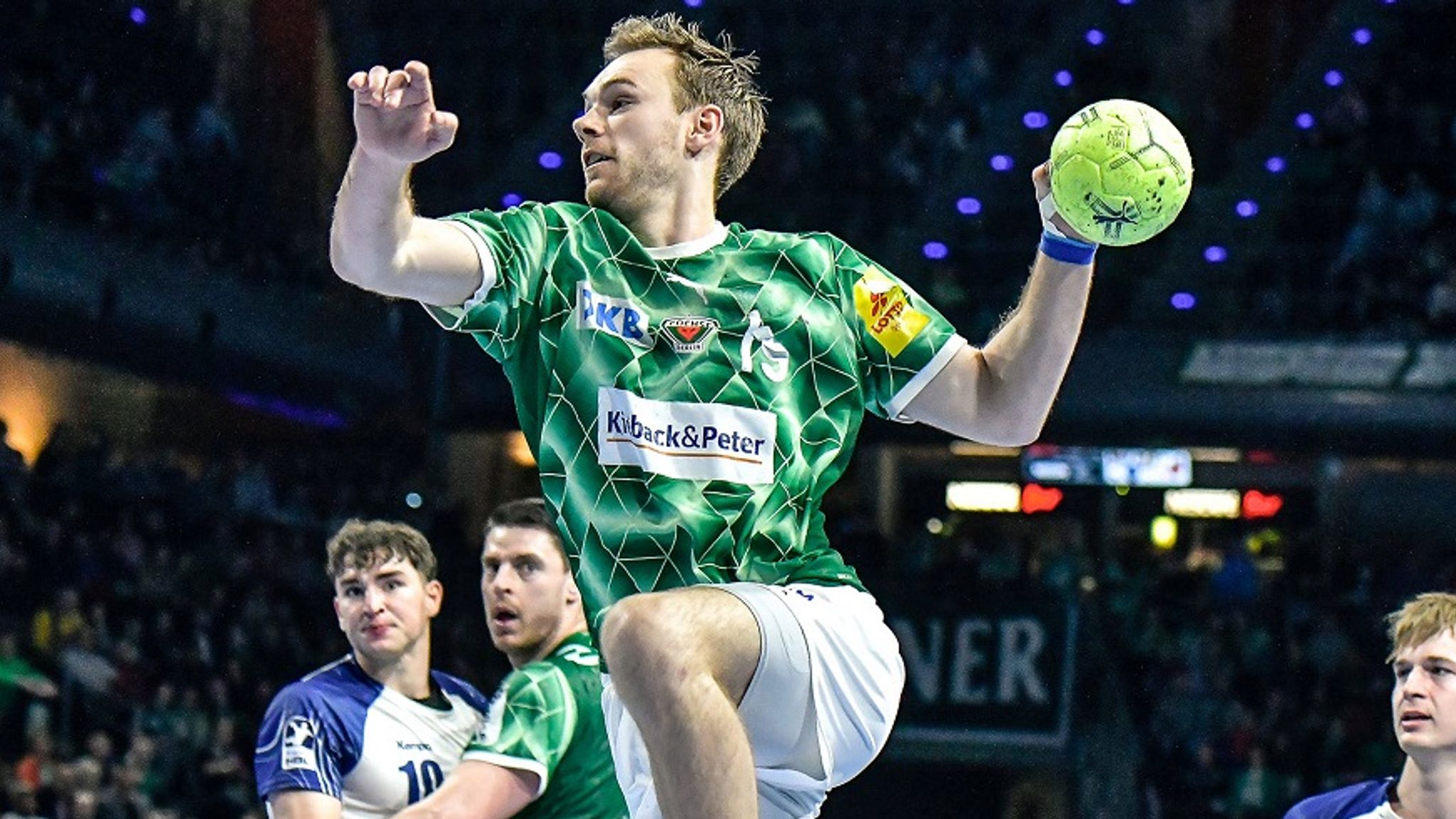 Füchse Berlin deklassieren den 1. VfL Potsdam - Mathias Gidsel verlängert Vertrag | Handball ...