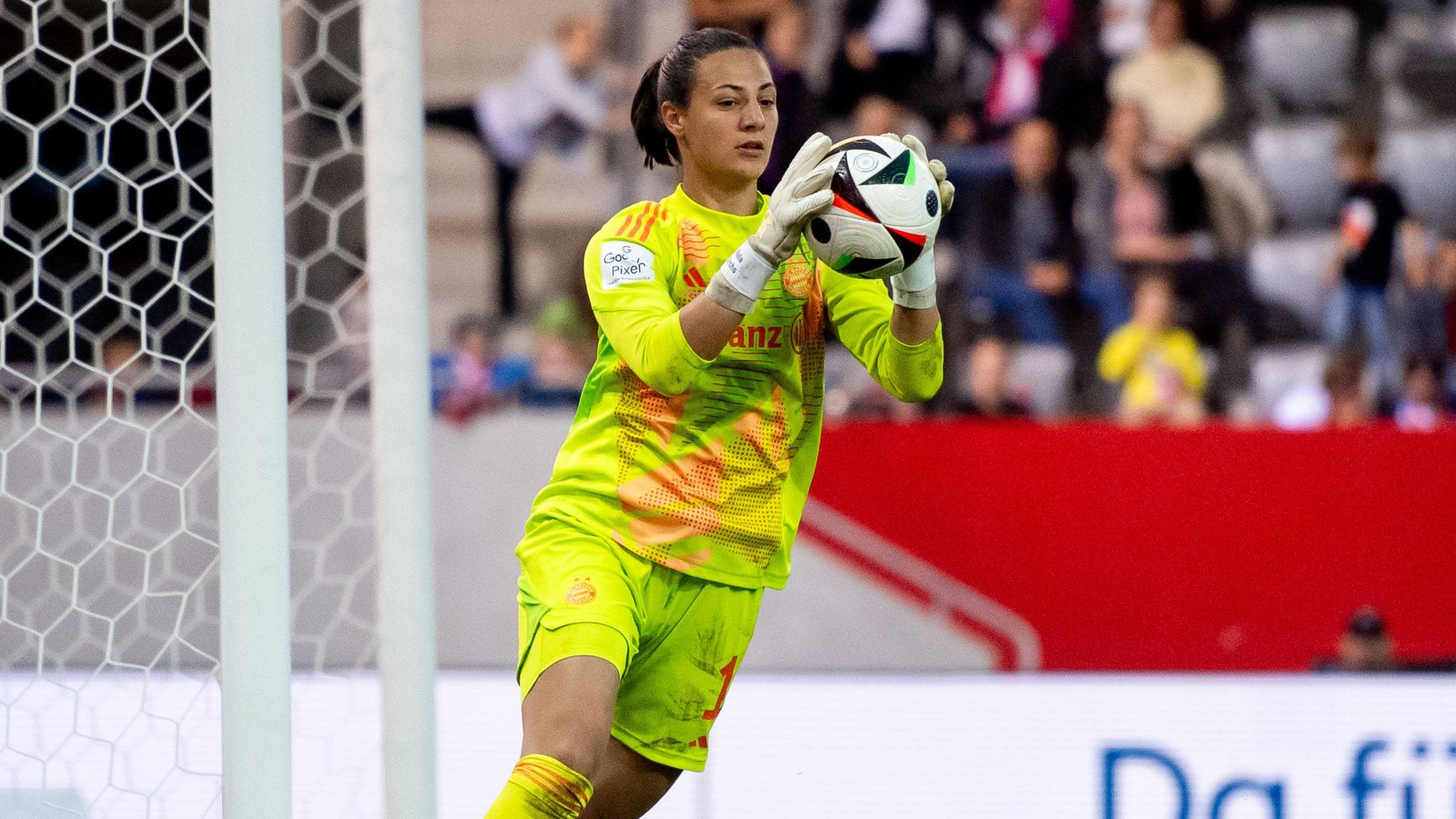 Bayern-Torfrau Mala Grohs steht nach Krebserkrankung vor dem Comeback ...