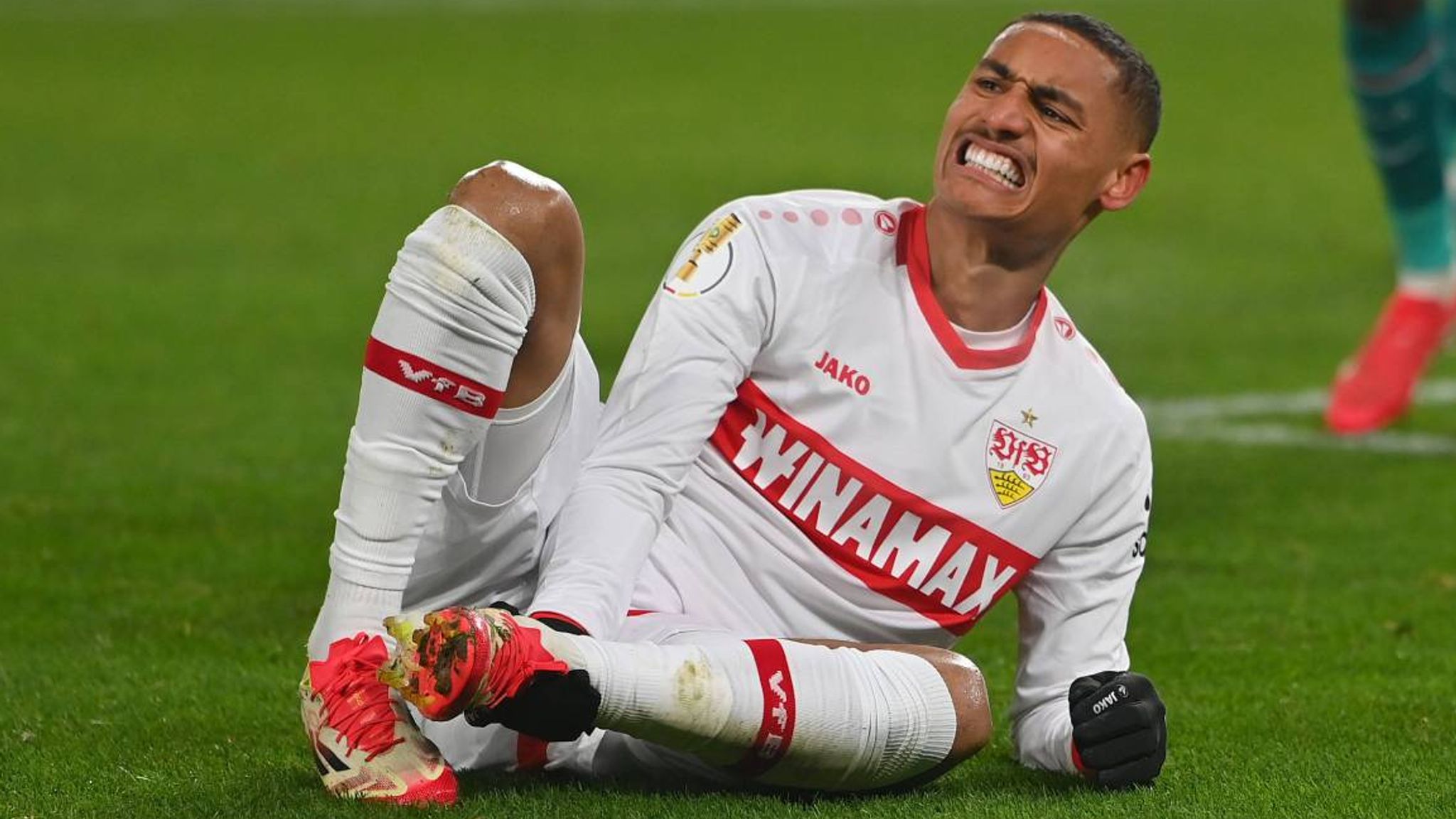 Enzo Millot hat sich im DFB-Pokalspiel des VfB gegen Augsburg eine ...