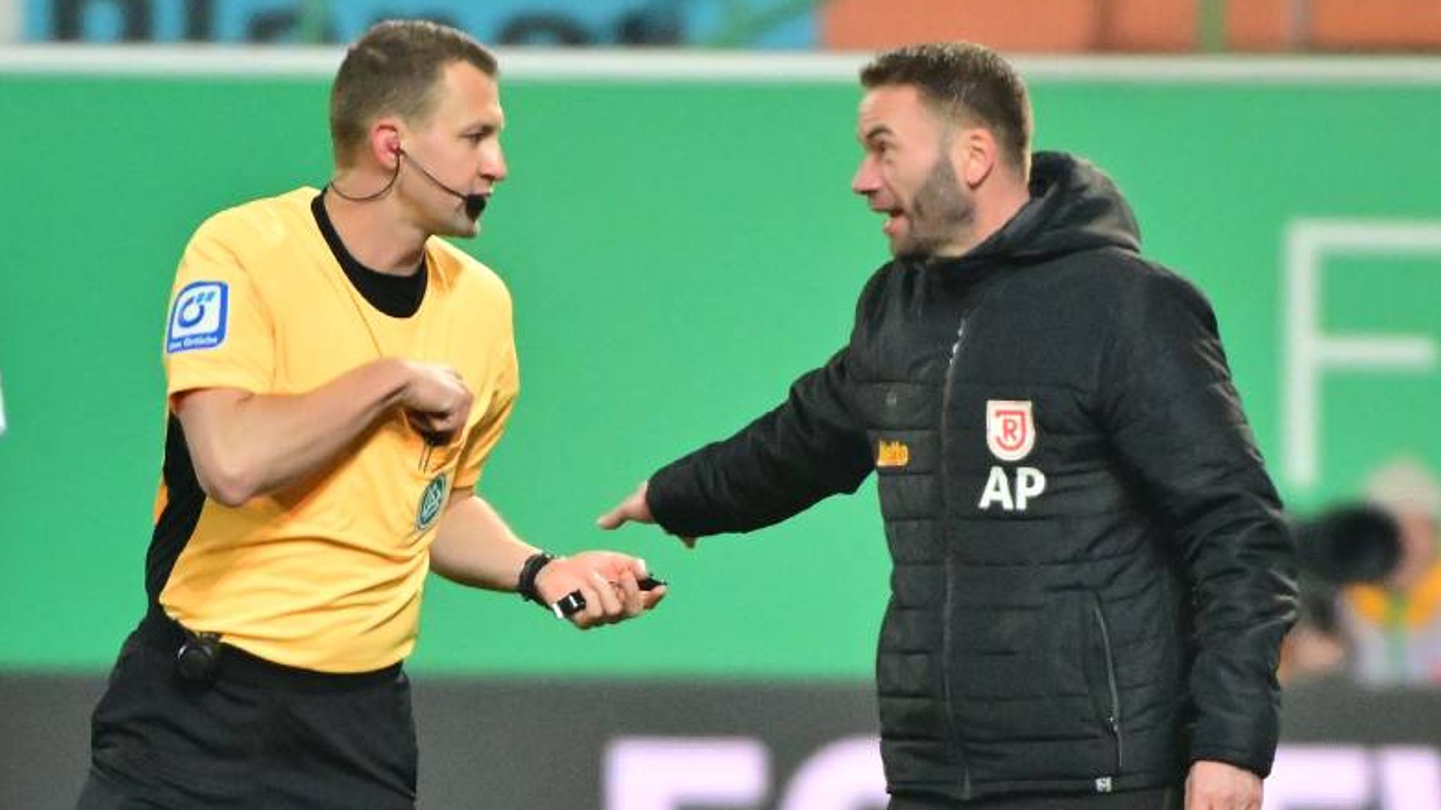 Jahn Regensburgs Coach Andreas Patz und sein Co-Trainer werden für eine ...