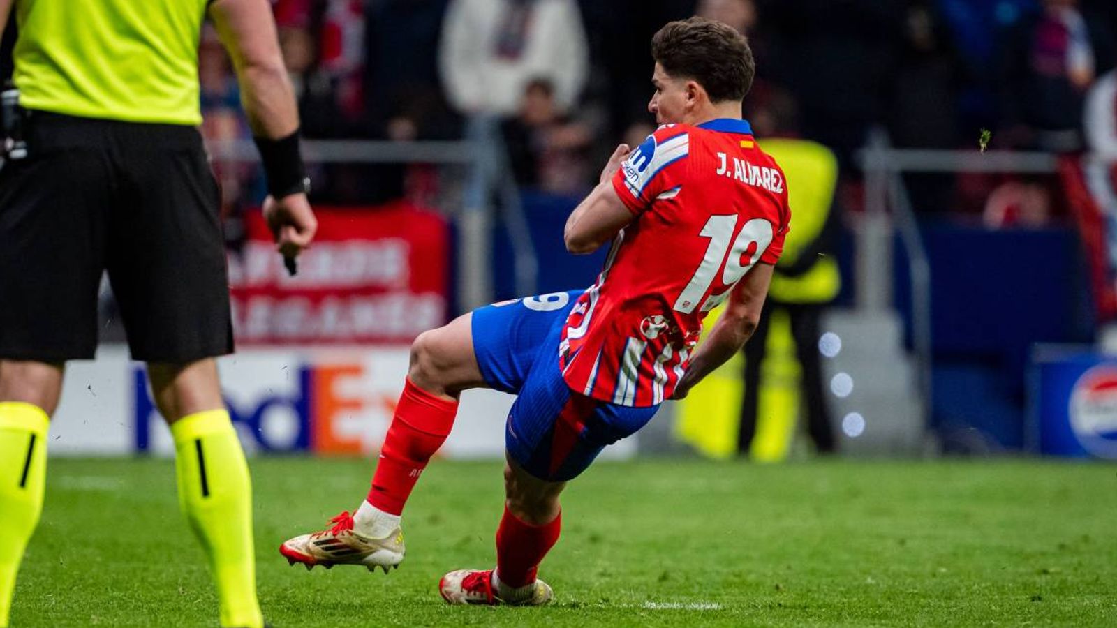 Nach umstrittener Alvarez-Szene: FIFA-Regelexpertin eilt Marciniak zur ...