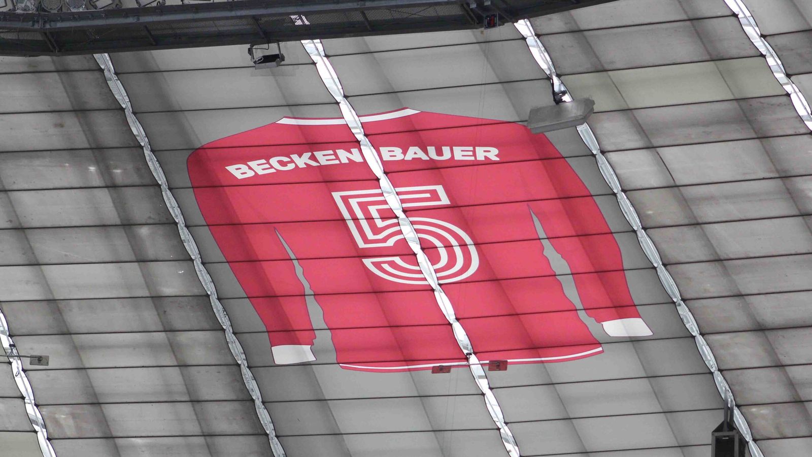 FC Bayern ehrt Franz Beckenbauer mit gewaltigem Trikot in der Allianz ...