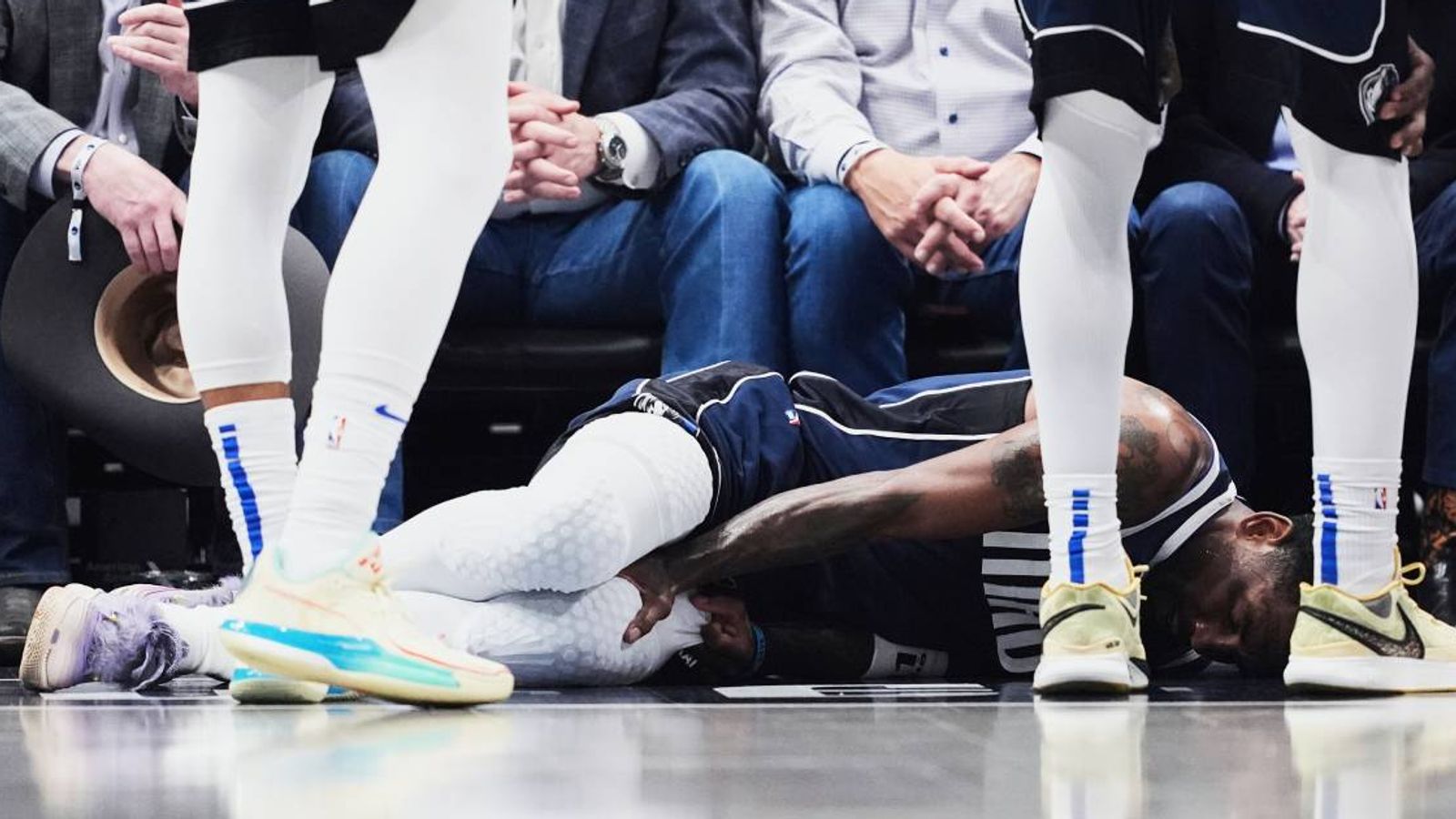 NBA Superstar Kyrie Irving von den Dallas Mavericks zieht sich ...