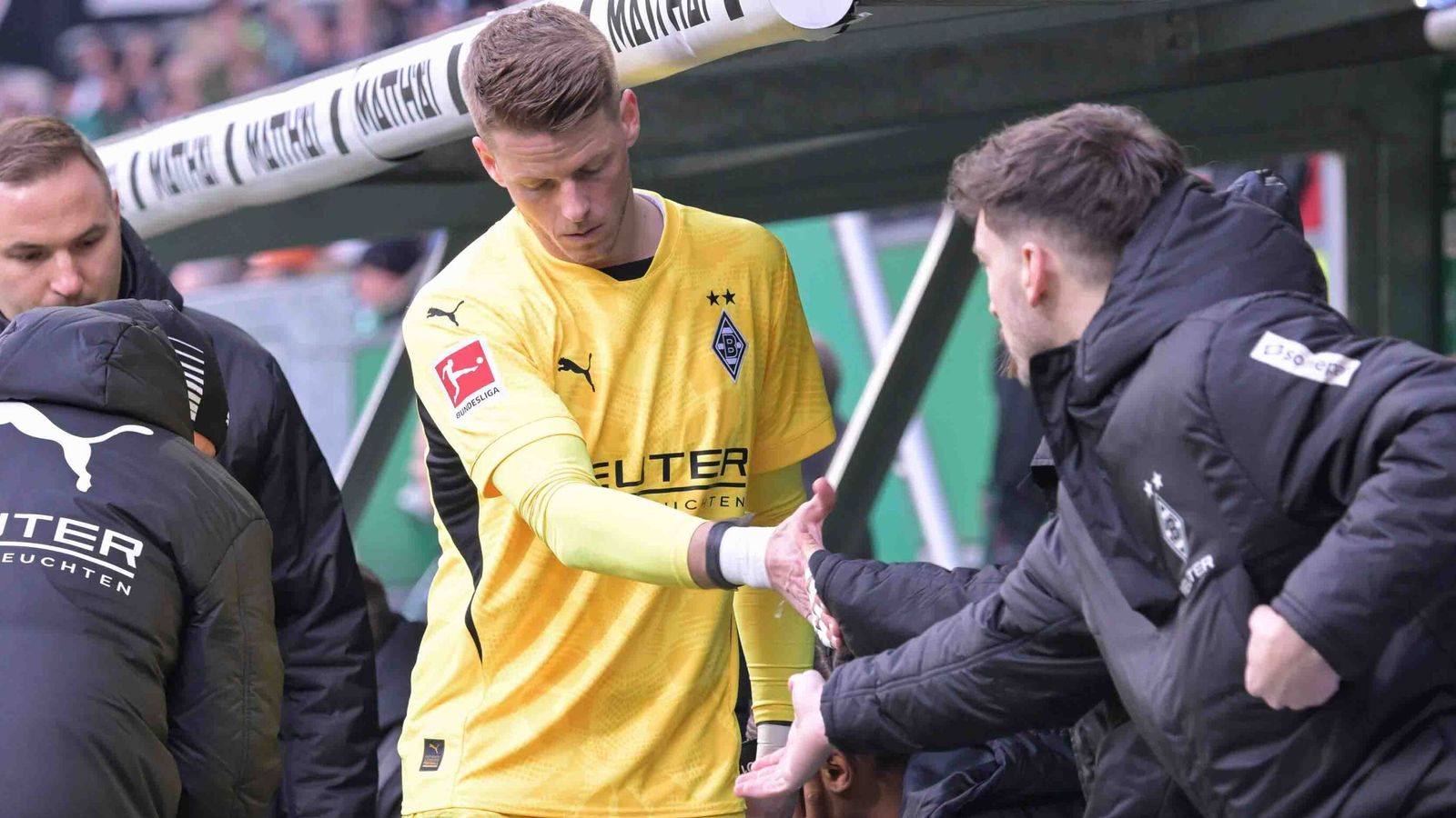 Mönchengladbachs Torhüter Jonas Omlin fällt länger aus | Fußball News | Sky Sport