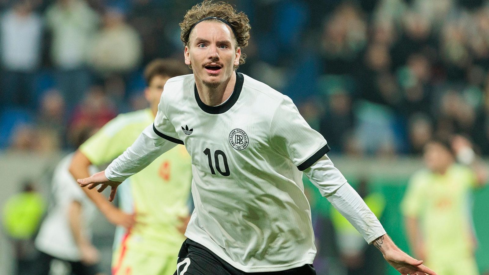 Nick Woltemade schaut sich einiges bei Harry Kane ab - Souvenir nach ...