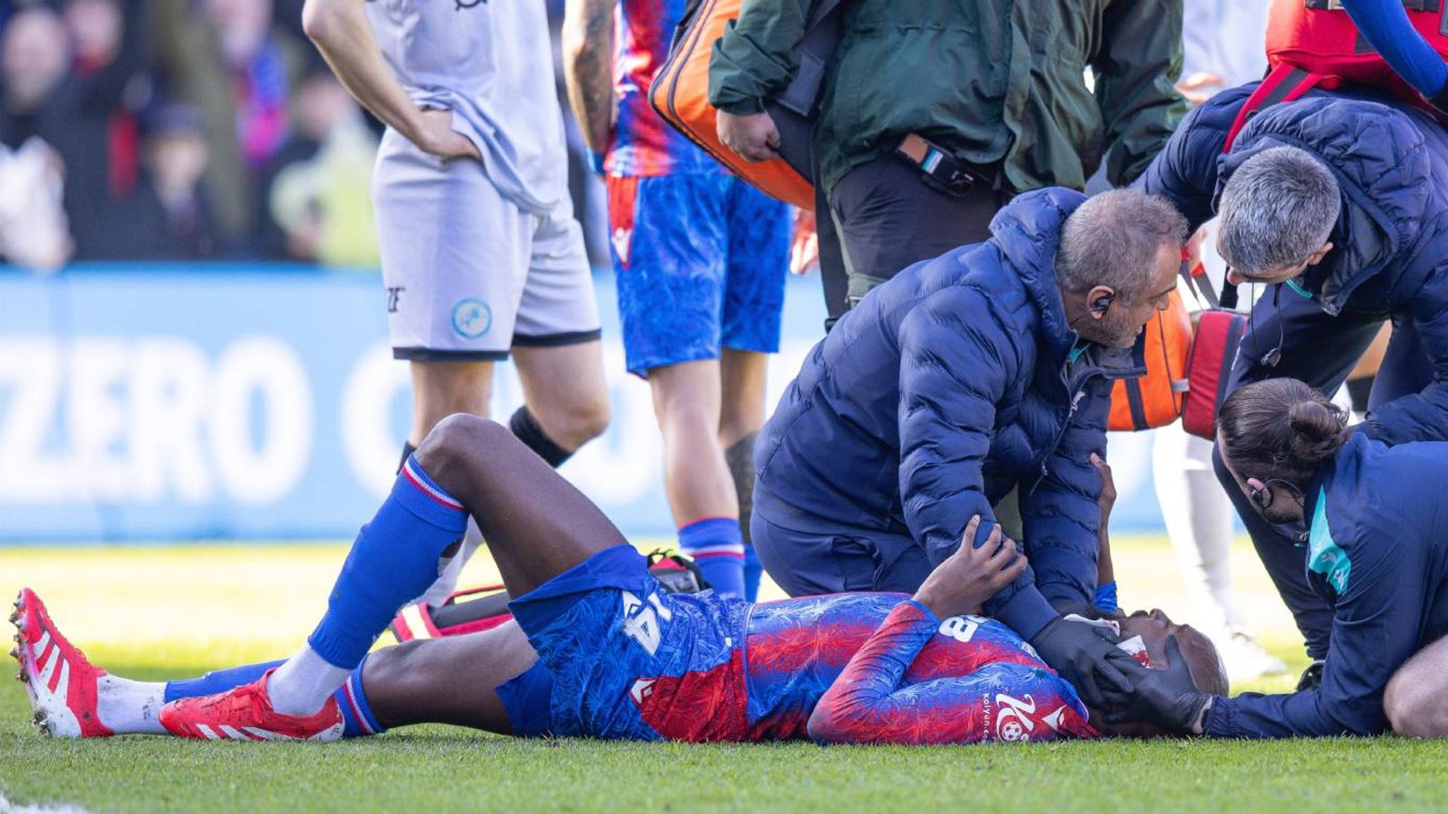 Millwall-Torwart Roberts mit Foul an Mateta von Crystal Palace ...