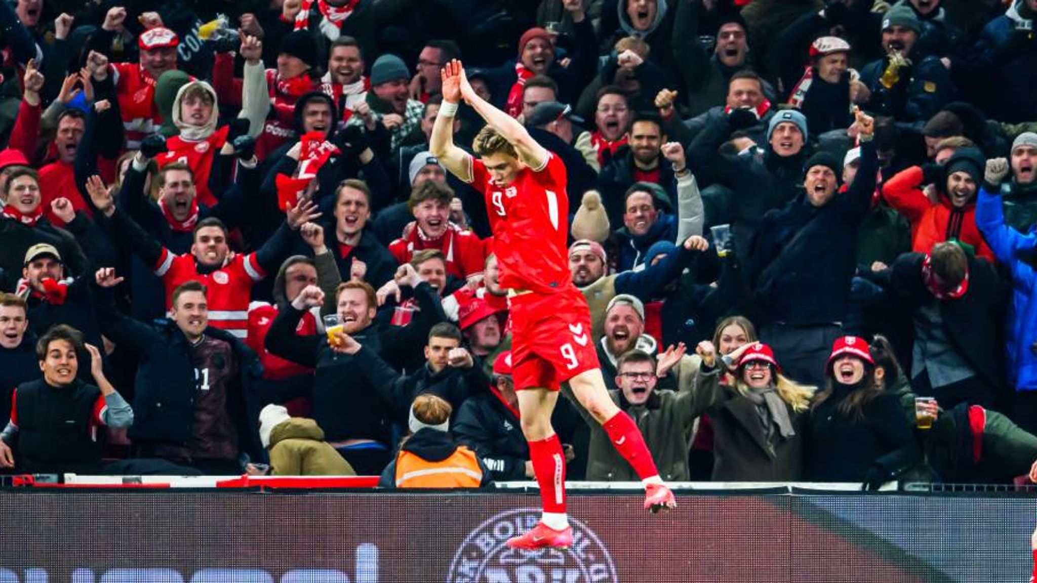 Cristiano Ronaldo reagiert auf den Jubel von Dänemarks Rasmus Höjlund ...