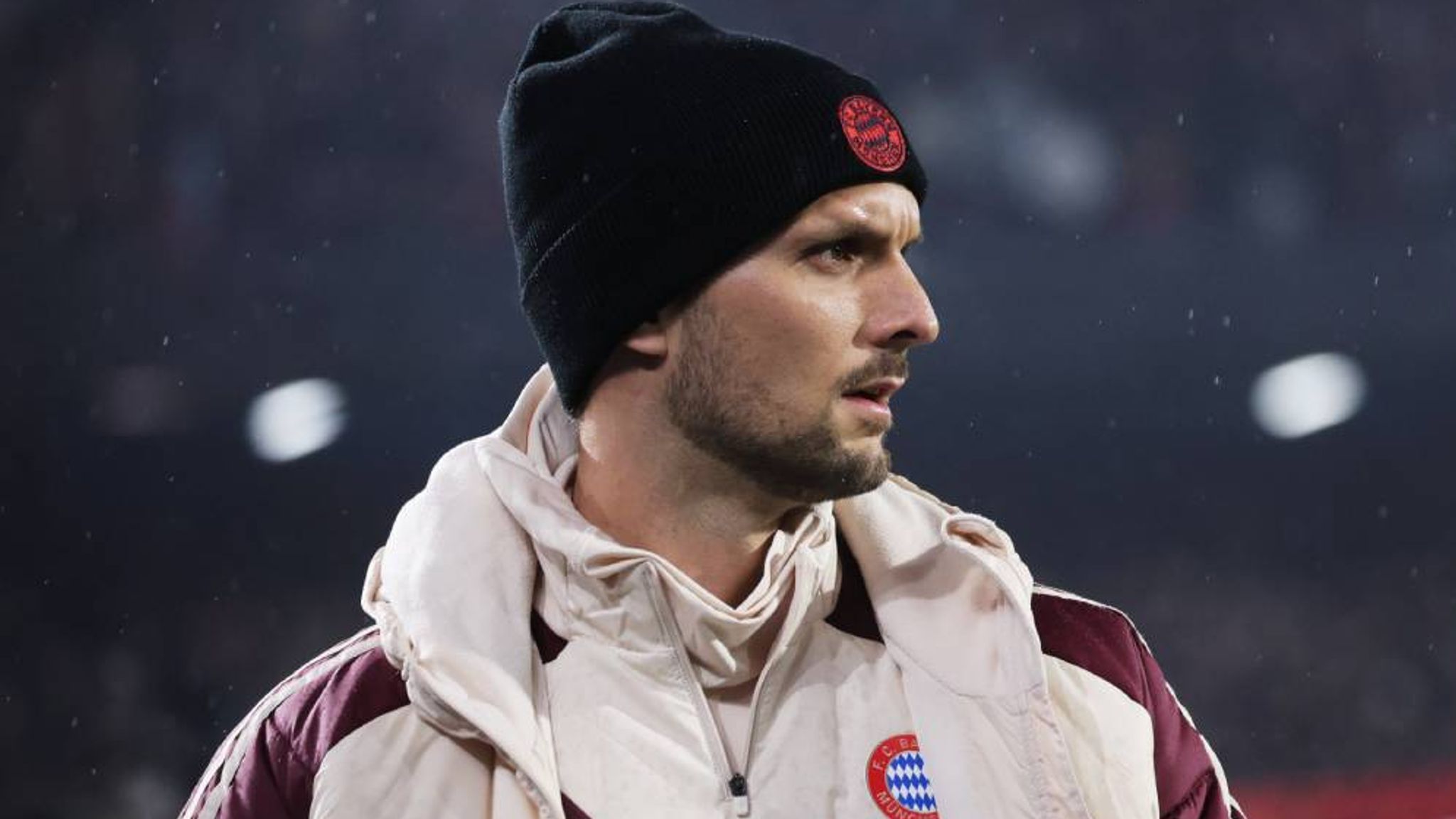 FCB-Keeper Sven Ulreich wechselt während CL-Spiel von der Tribüne auf ...