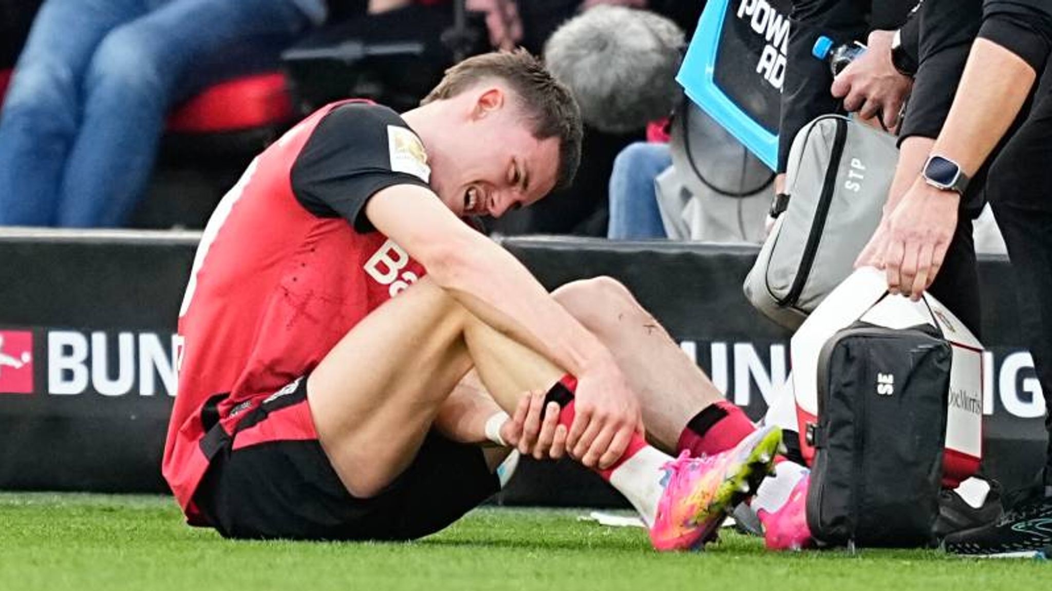 Florian Wirtz muss bei Bayer 04 Leverkusen verletzt ausgewechselt ...