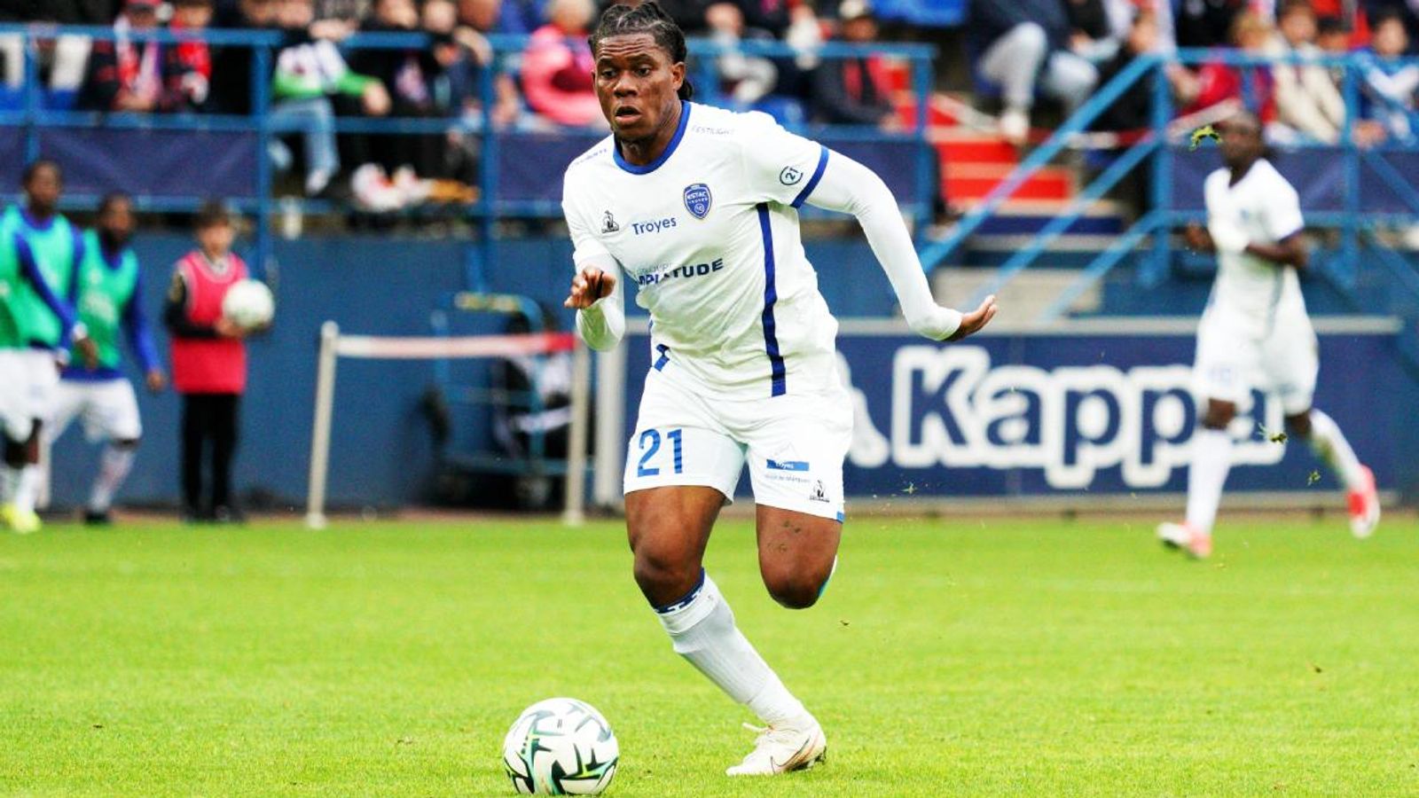 SC Freiburg an Cyriaque Irie von ESTAC Troyes interessiert | Transfer ...