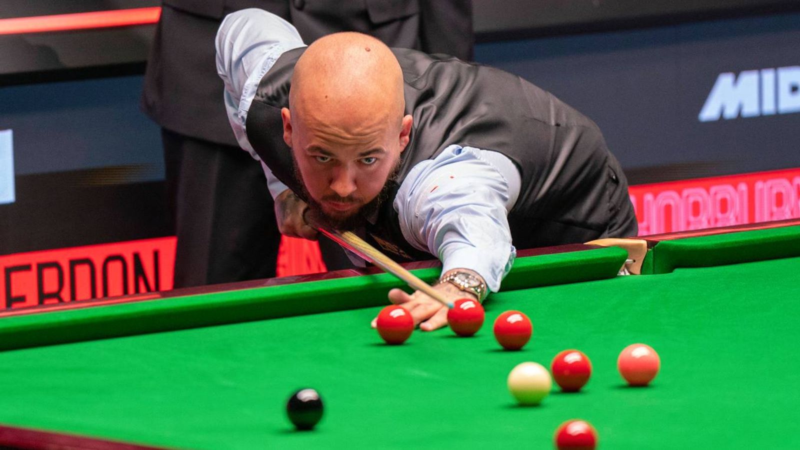 Luca Brecel kämpft sich bei der Snooker-WM in Runde zwei | Mehr Sport ...