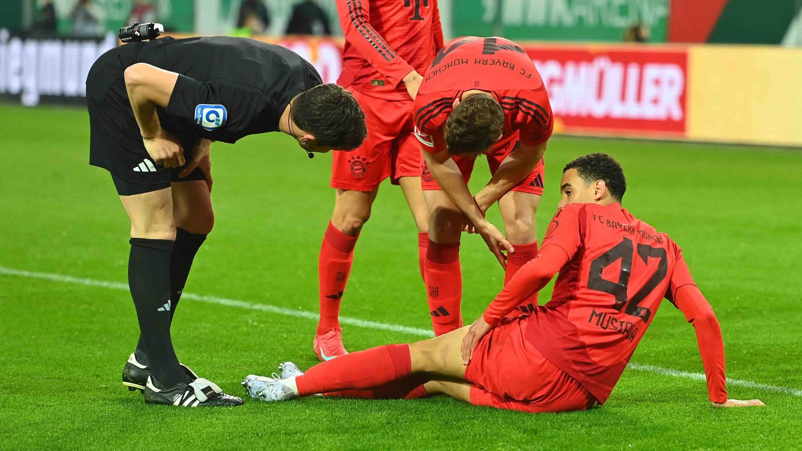 Jamal Musiala zieht sich beim FC Bayern einen Muskelbündelriss zu und ...