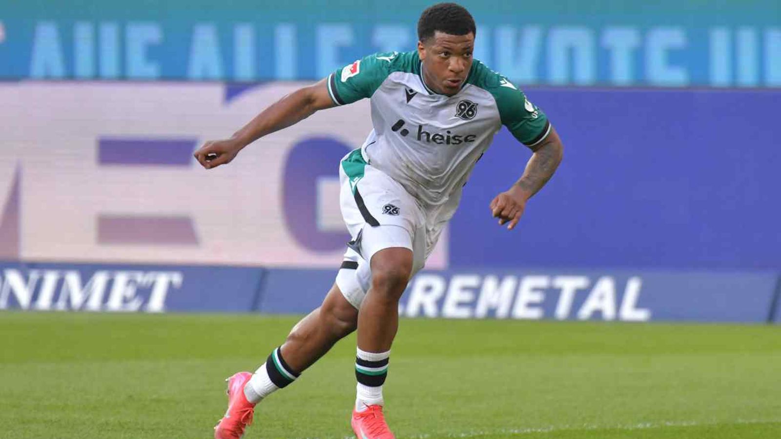 Jessic Ngankam von Hannover 96 fällt mit Schien- und Wadenbeinbruch lange aus | Fußball News ...