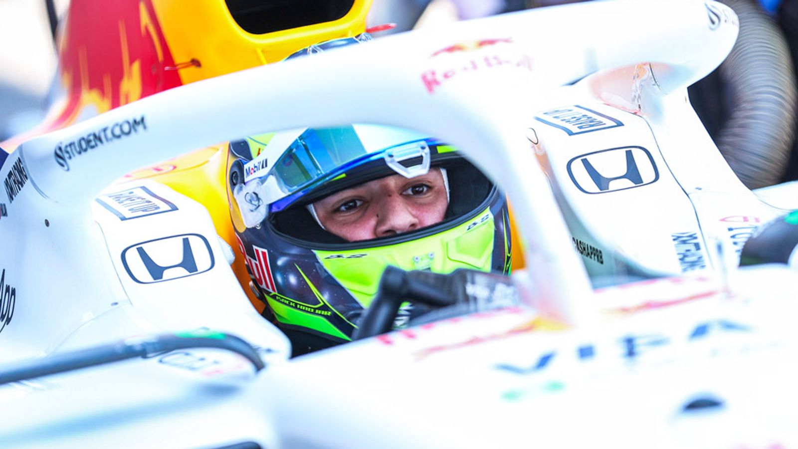 Isack Hadjar beschädigt Red Bull von Sebastian Vettel | Formel 1 News ...