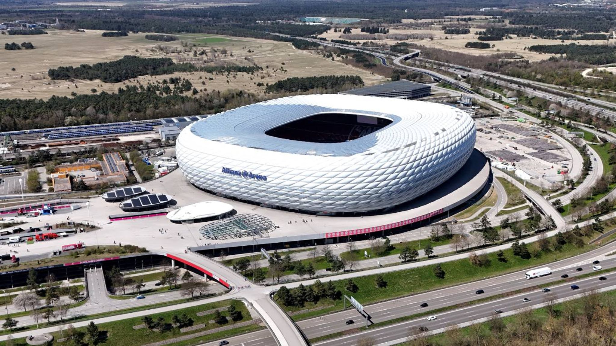 Allianz Arena des FC Bayern wird künftig am "Franz-Beckenbauer-Platz 5 ...