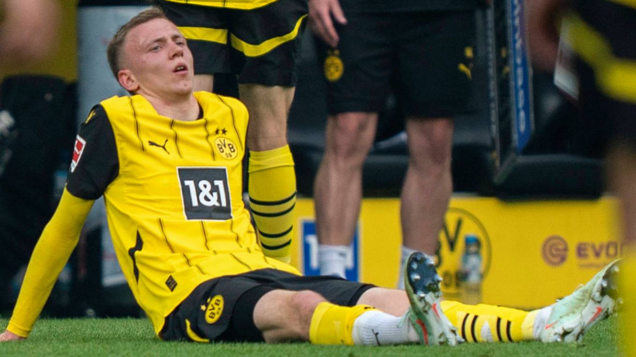 BVB-Star Maximilian Beier geht gegen Mönchengladbach verletzt vom Platz ...