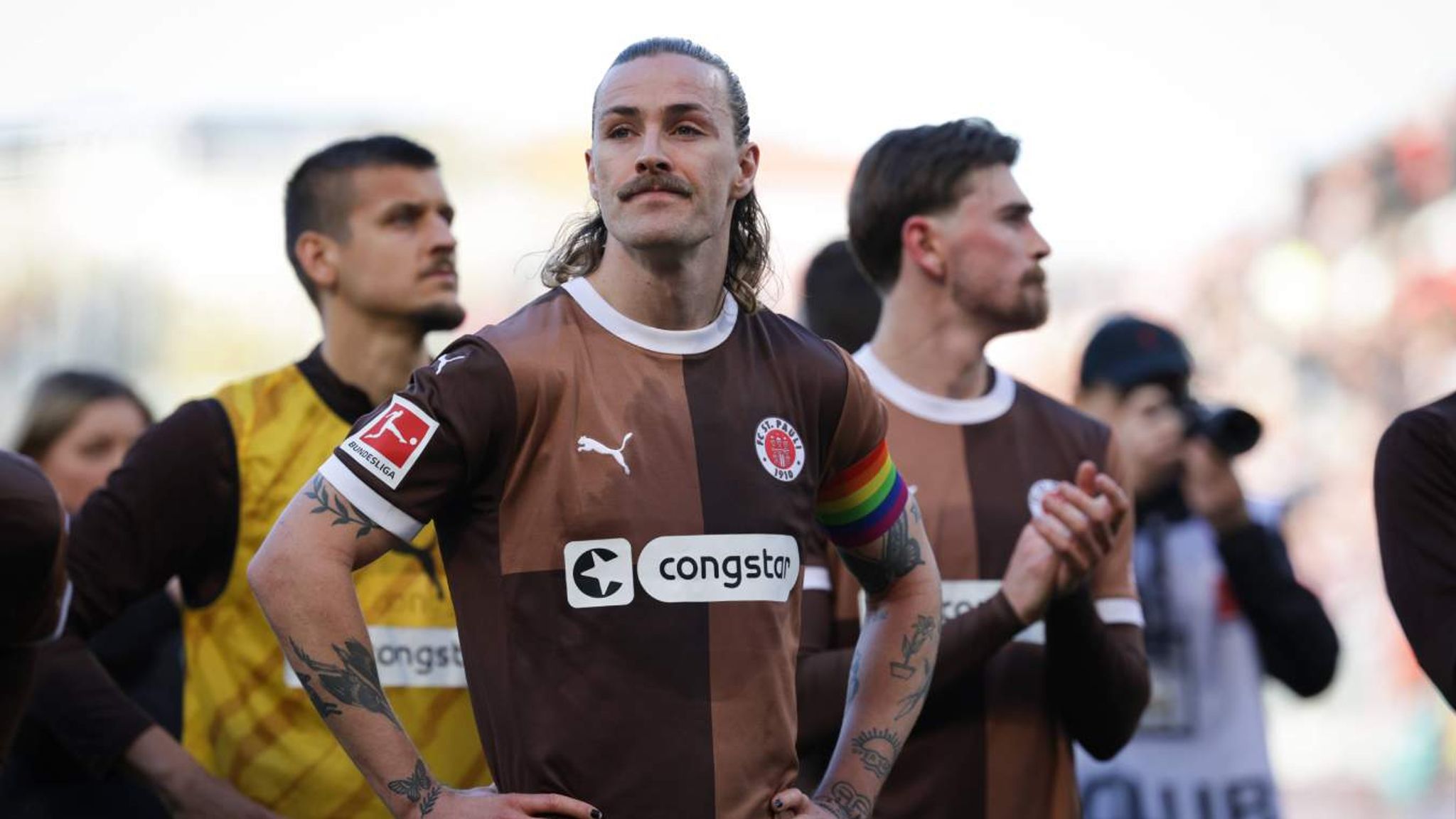 St.-Pauli-Kapitän Jackson Irvine muss sich einer Operation am Fuß ...