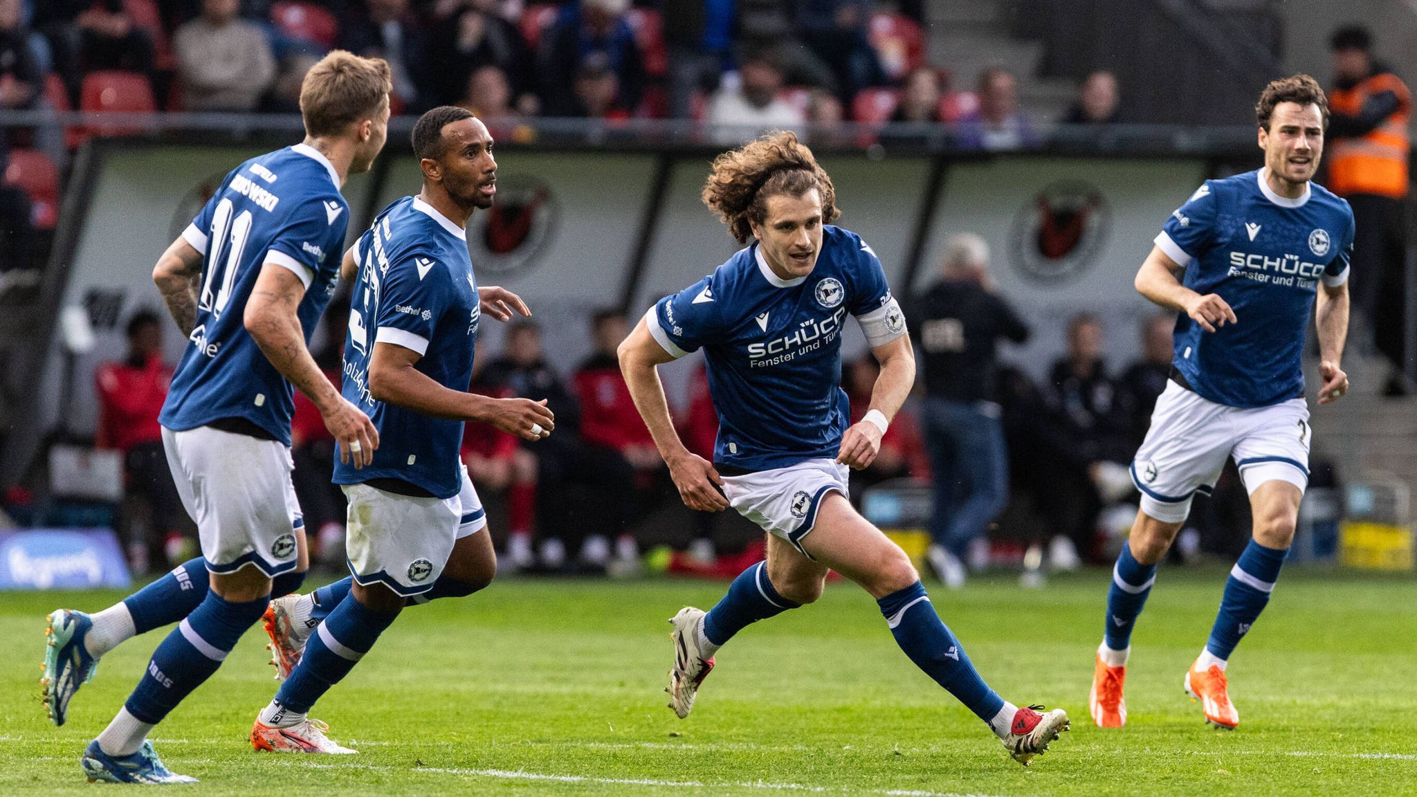 Arminia Bielefeld gewinnt auch in Köln - Cottbus verliert erneut | Fußball News | Sky Sport