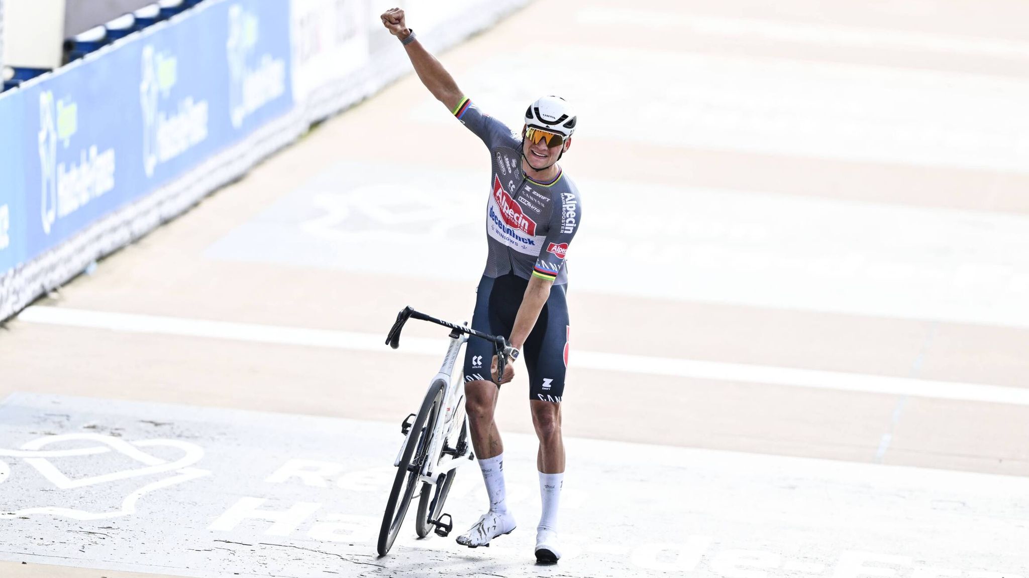 Mathieu van der Poel gewinnt Paris-Roubaix | Radsport News | Sky Sport