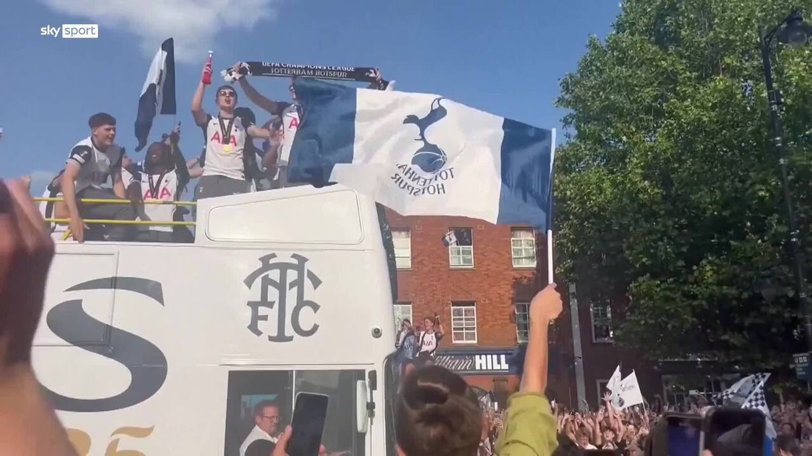 Tottenham-Wahnsinn! Fans feiern Son und Werner nach EL-Titelgewinn mit ...