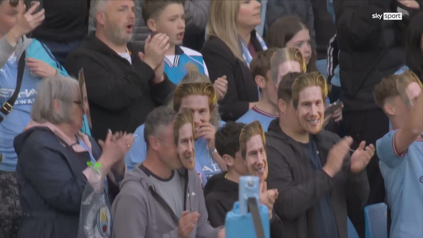 Mit Papp-Gesichtern! City-Fans feiern "King Kevin" | Fußball News | Sky ...