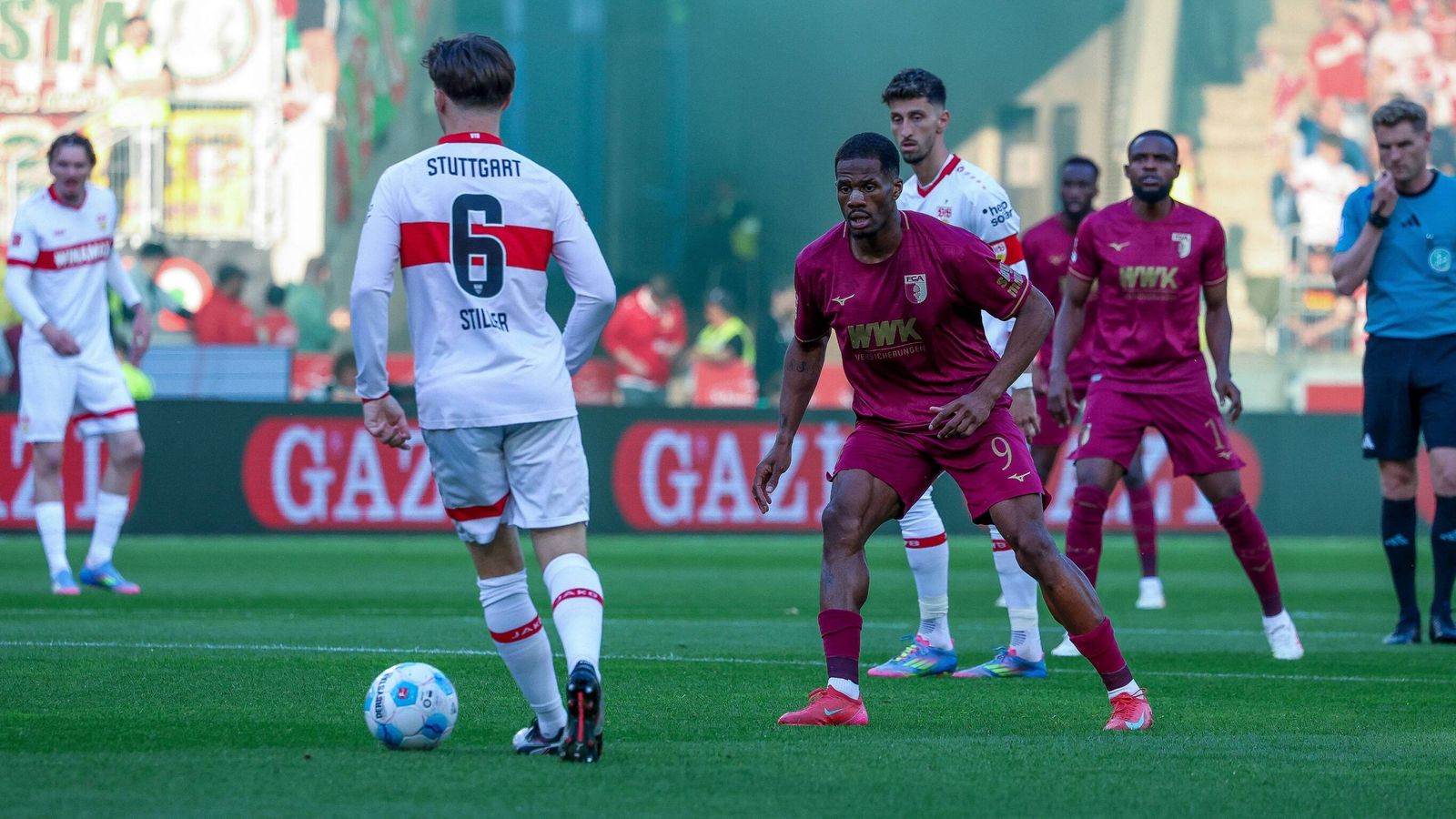 Augsburg-Stürmer Samuel Essende vier Spiele gesperrt | Fußball News ...