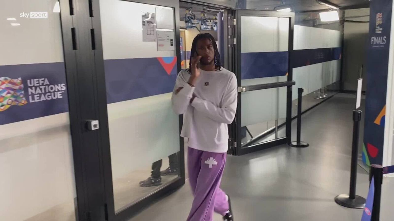 Lila Jogginghose und Sandalen! Olise mit einem wilden Outfit in der ...