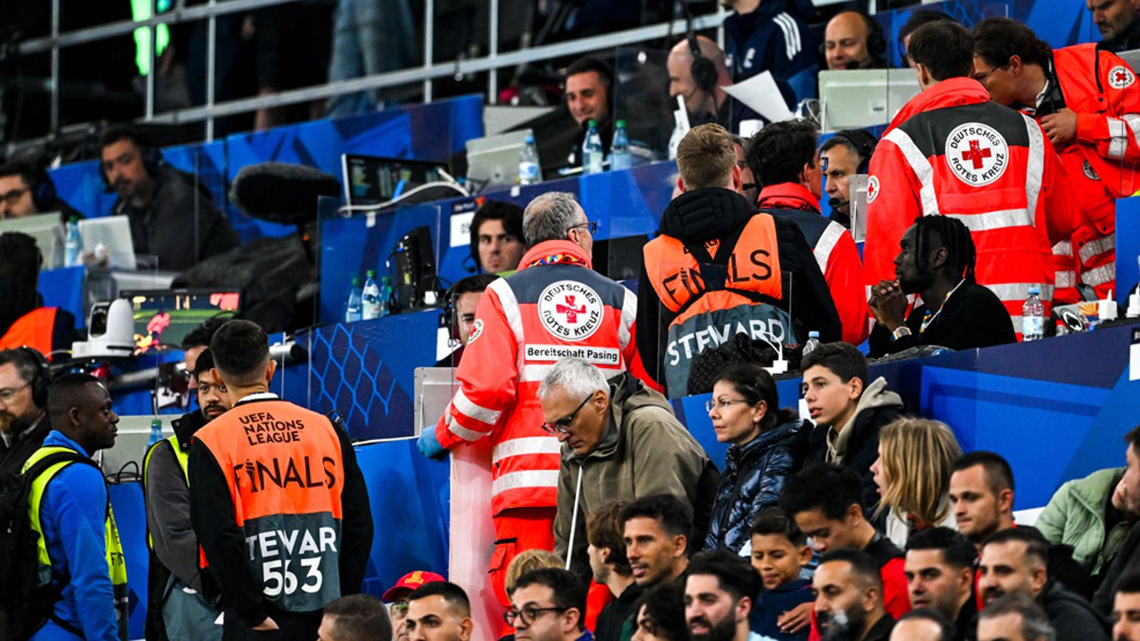 Fan stirbt bei Nations-League-Finale nach Sturz von Tribüne | Fußball ...